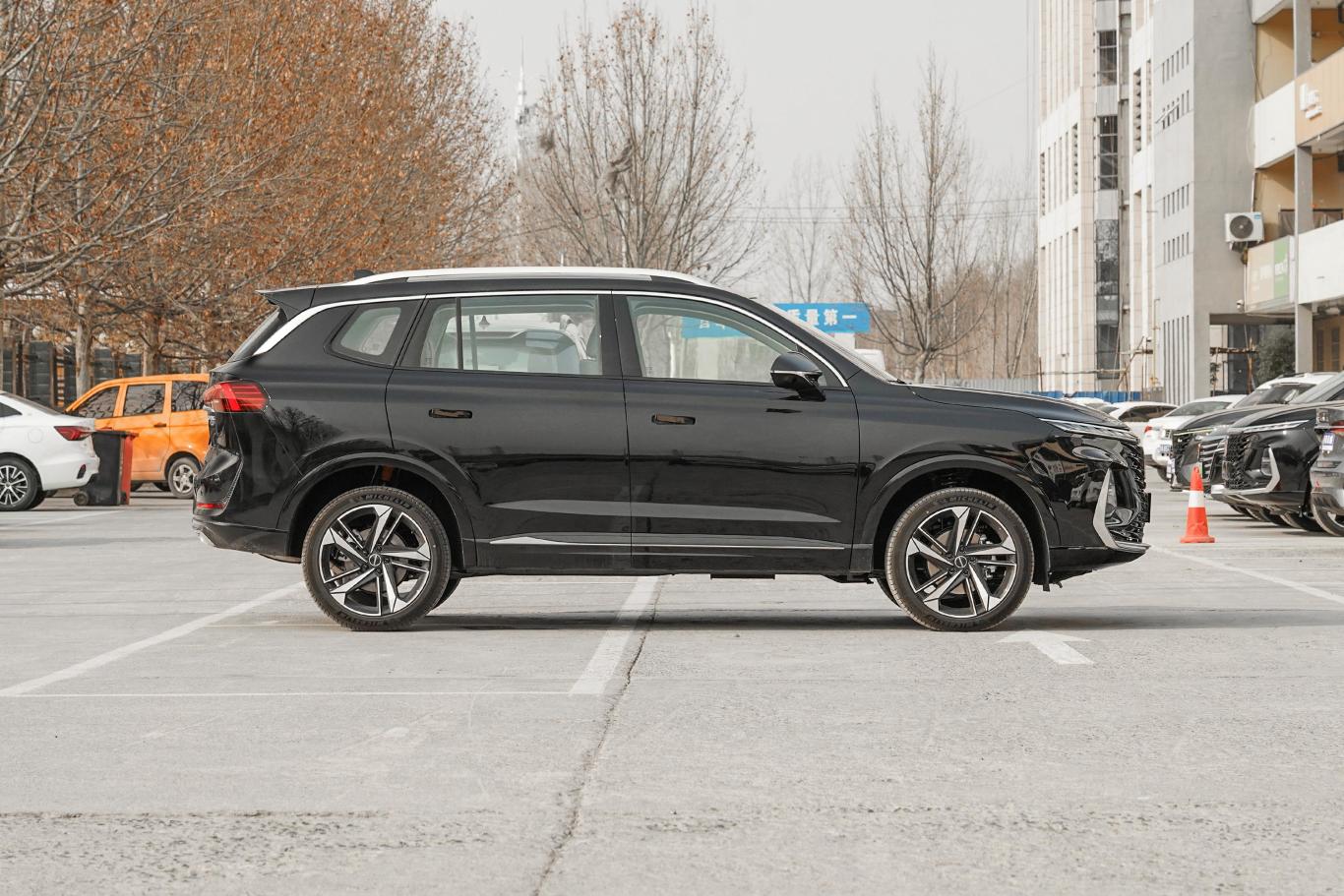 【荣威RX5 MAX2.0T 有为尊荣版正侧车头向右水平图片-汽车图片大全】-易车