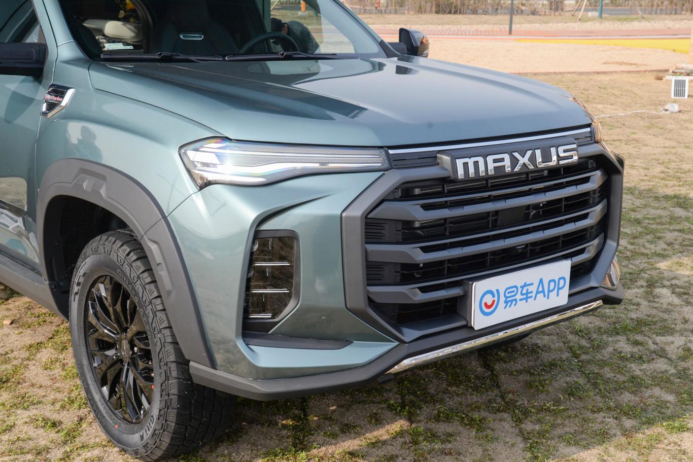 【大通T90房车探索家T90 2.0T 越野绿前格栅侧俯拍图片-汽车图片大全】-易车