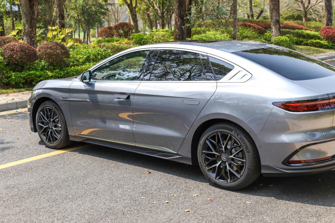 【汉创世版 EV 610km 四驱尊享型外观细节图片-汽车图片大全】-易车