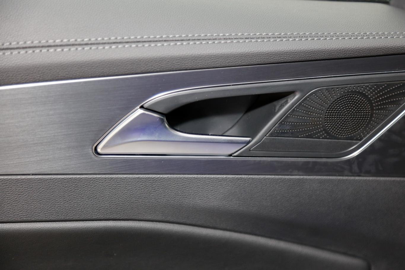 【红旗H5经典经典款 改款 1.8T 自动智联旗韵版后排功能图片-汽车图片大全】-易车