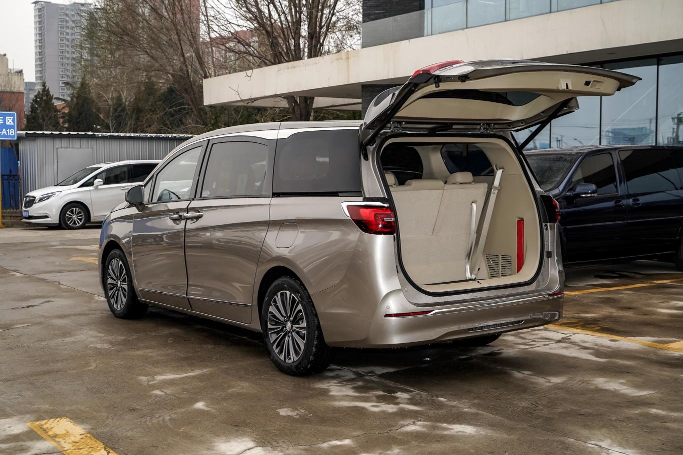 【别克GL8ES陆尊 653T 智慧旗舰型 7座后备厢开启45度侧拍图片-汽车图片大全】-易车