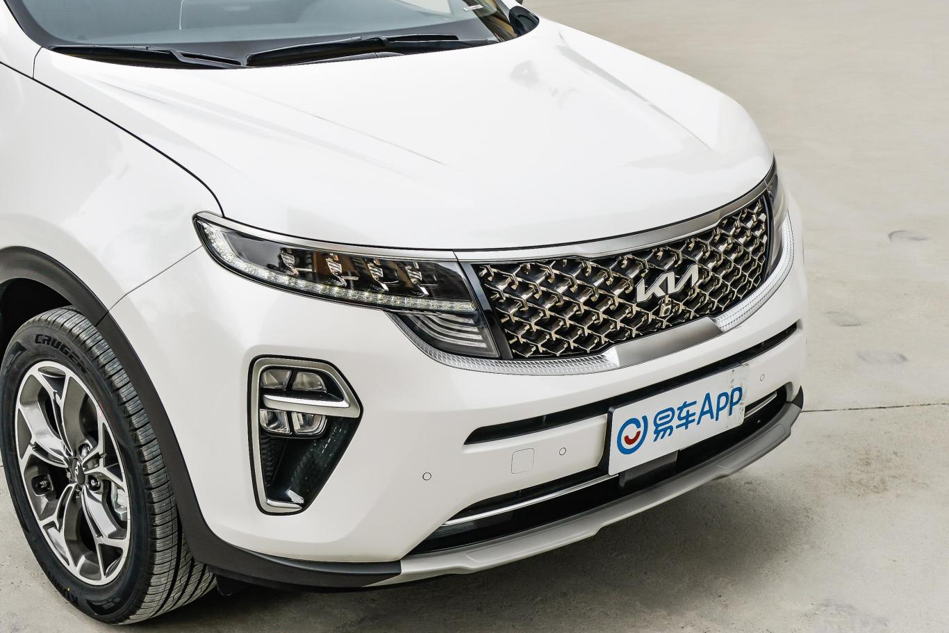 【起亚KX51.6T 双离合 四驱 焕新版前格栅侧俯拍图片-汽车图片大全】-易车