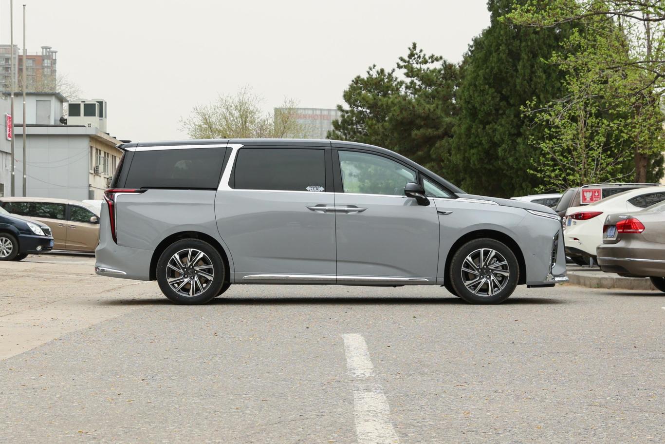 【大通G902.0T 星际旗舰版 6座正侧车头向右水平图片-汽车图片大全】-易车