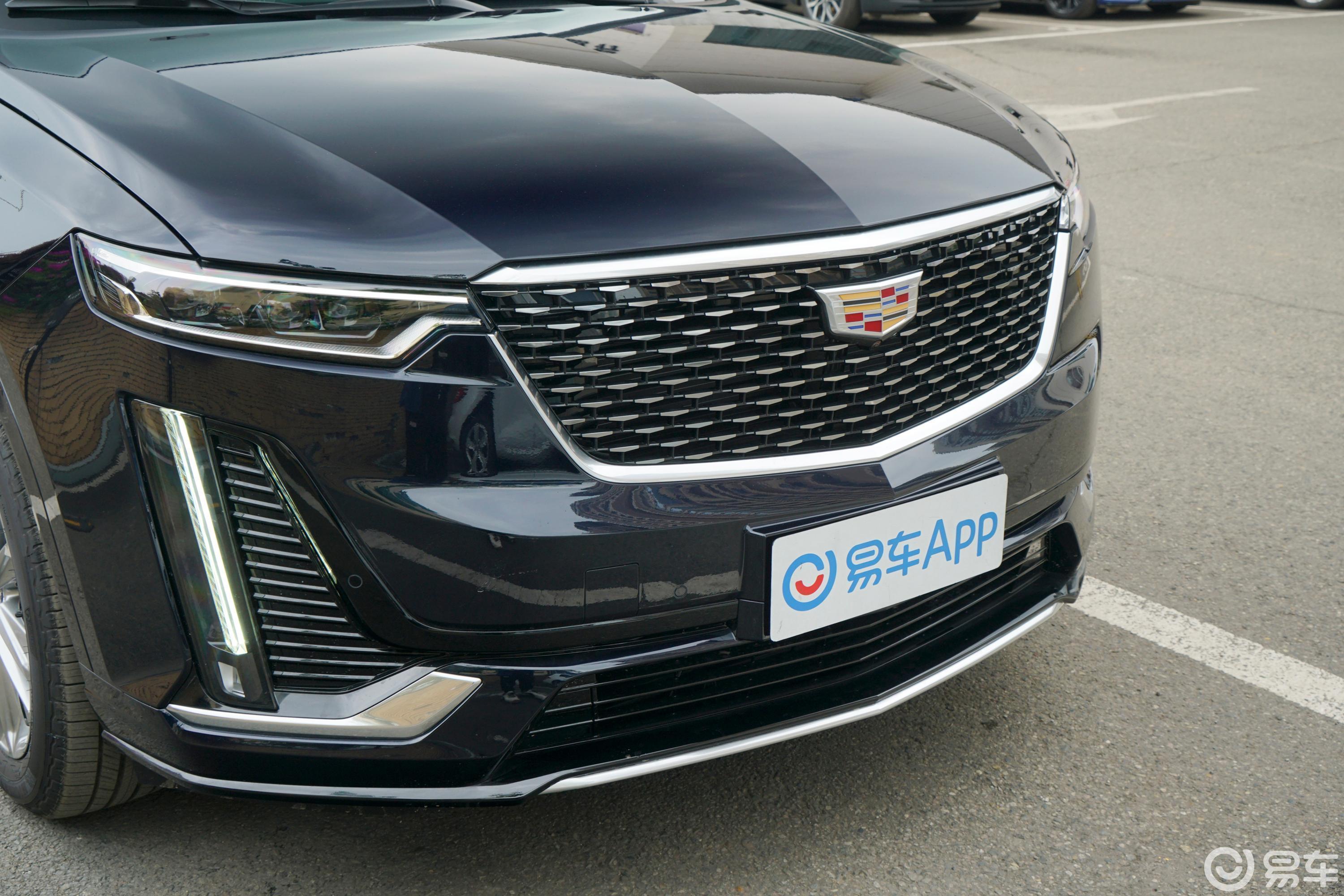 【凯迪拉克XT6轻混 2.0T 四驱豪华型标准版 6座前格栅侧俯拍图片-汽车图片大全】-易车