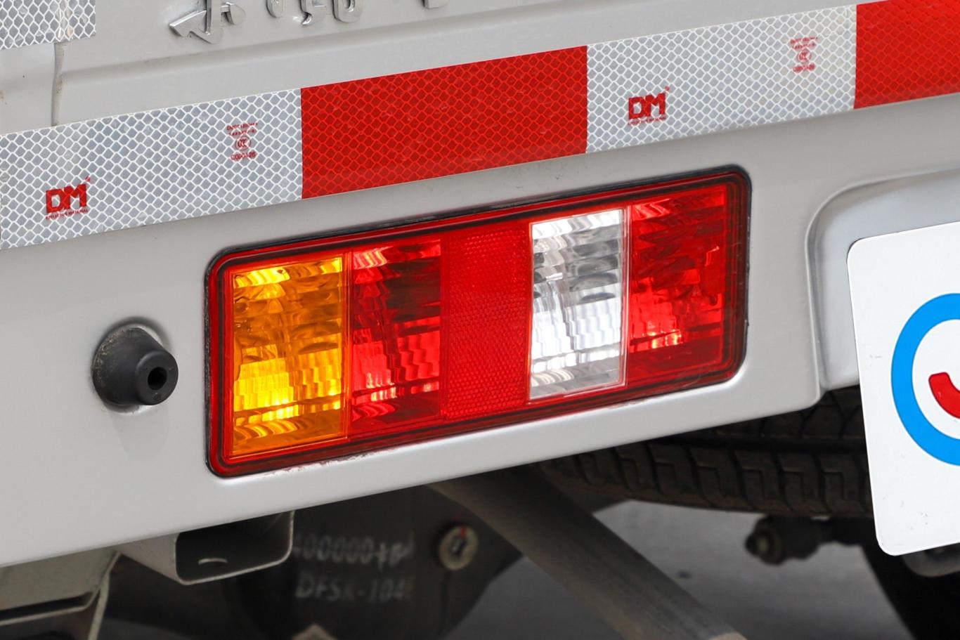 【东风小康K011.3L 基本型尾灯侧45度俯拍图片-汽车图片大全】-易车