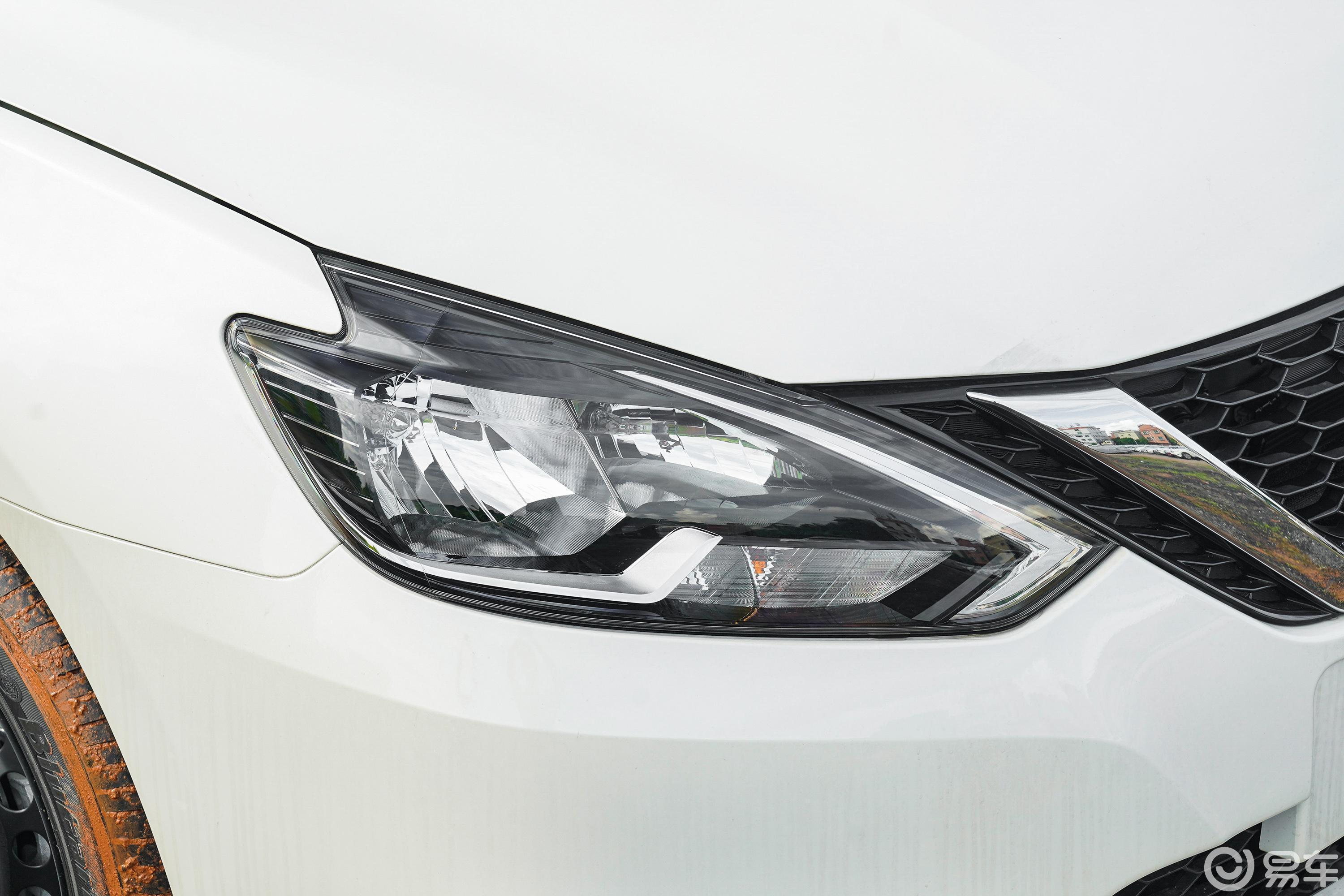 【轩逸经典 1.6L CVT XE专享版大灯侧45度俯拍图片-汽车图片大全】-易车