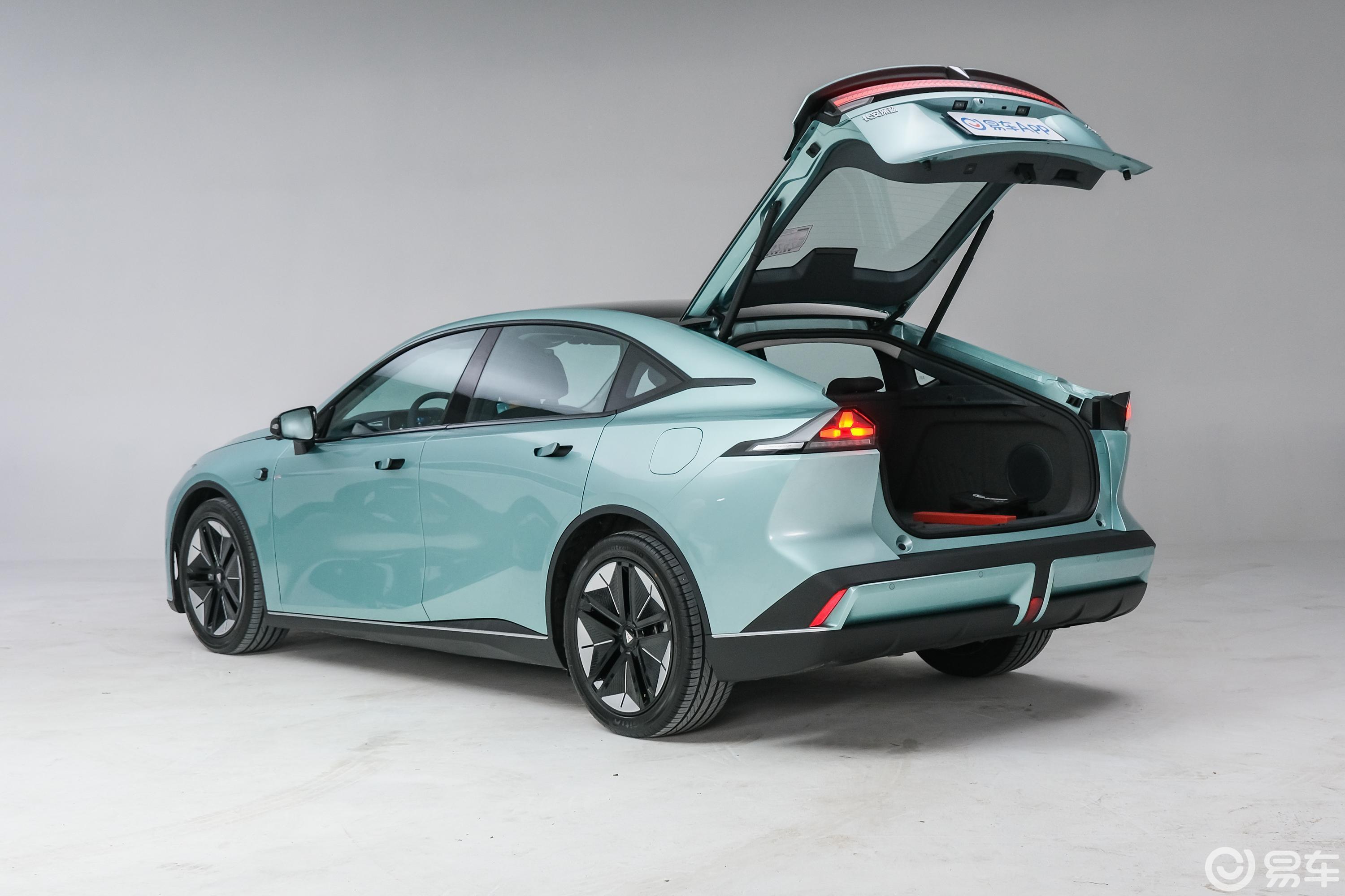 【深蓝SL03200km 增程版后备厢开启45度侧拍图片-汽车图片大全】-易车