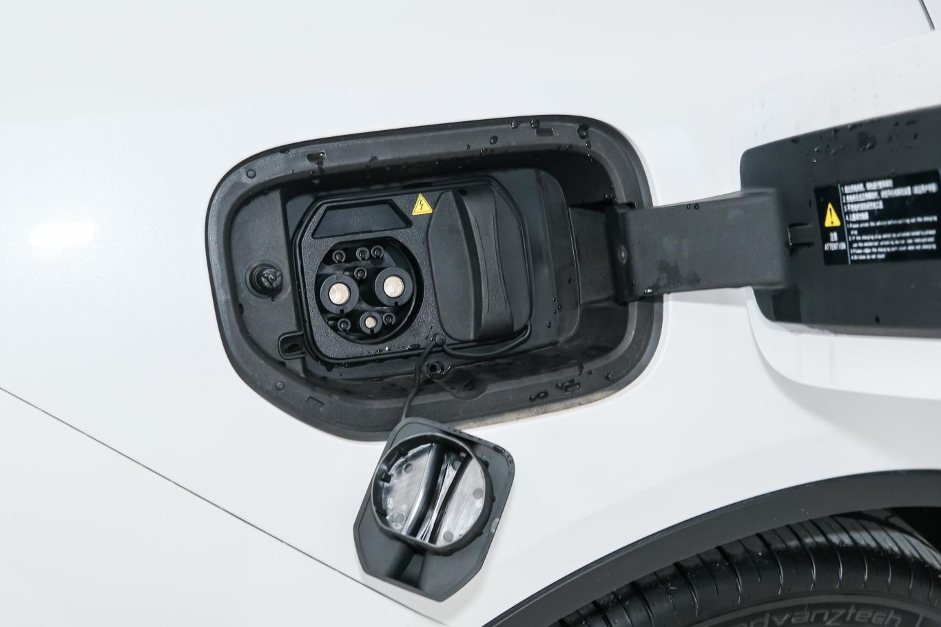 【深蓝SL03705km 纯电版快充充电口图片-汽车图片大全】-易车