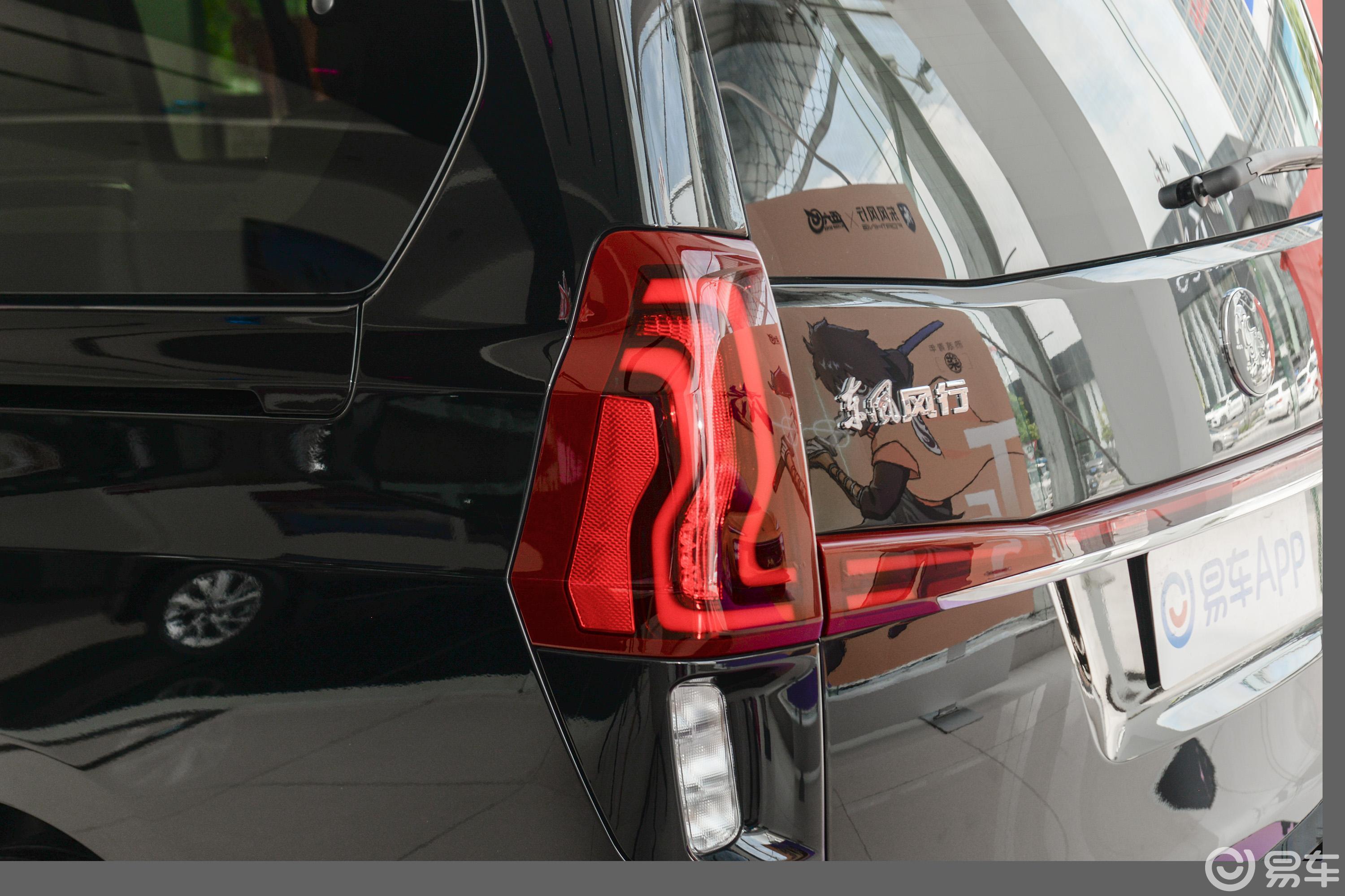 【风行M7领爵款 2.0T 自动至尊版尾灯侧45度俯拍图片-汽车图片大全】-易车