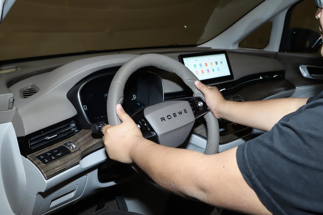 【荣威iMAX8新能源纯电动 550km 黄金版主驾驶位图片-汽车图片大全】-易车