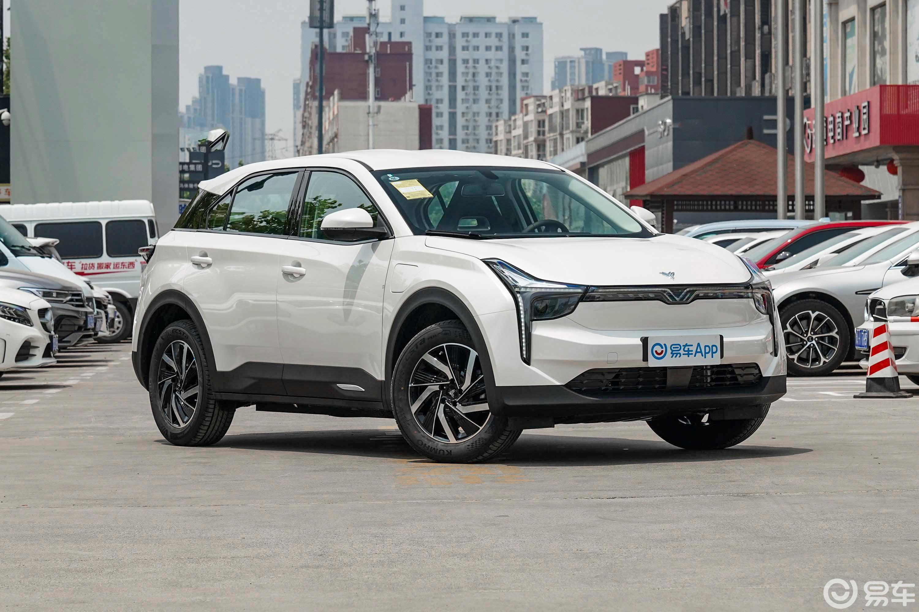 【哪吒UPro 400 畅行版侧前45度车头向右水平图片-汽车图片大全】-易车