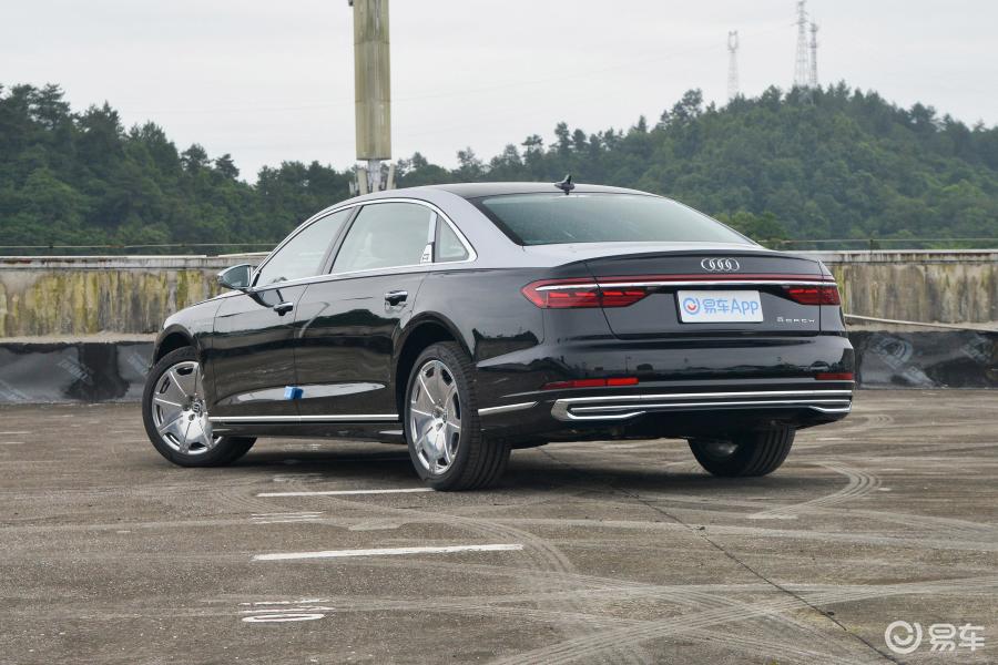 【奥迪A82022款A8L Horch 创始人版 双色典藏型侧后45度车头向左水平汽车图片-汽车图片大全】-易车