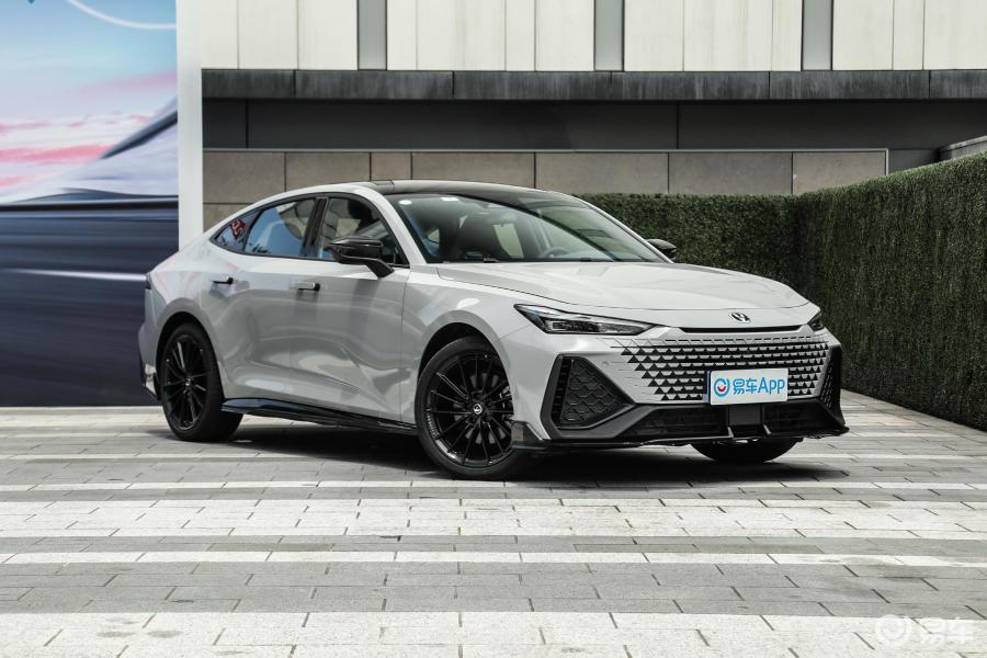 【长安UNI-V2022款2.0T 自动领速版侧前45度车头向右水平汽车图片-汽车图片大全】-易车