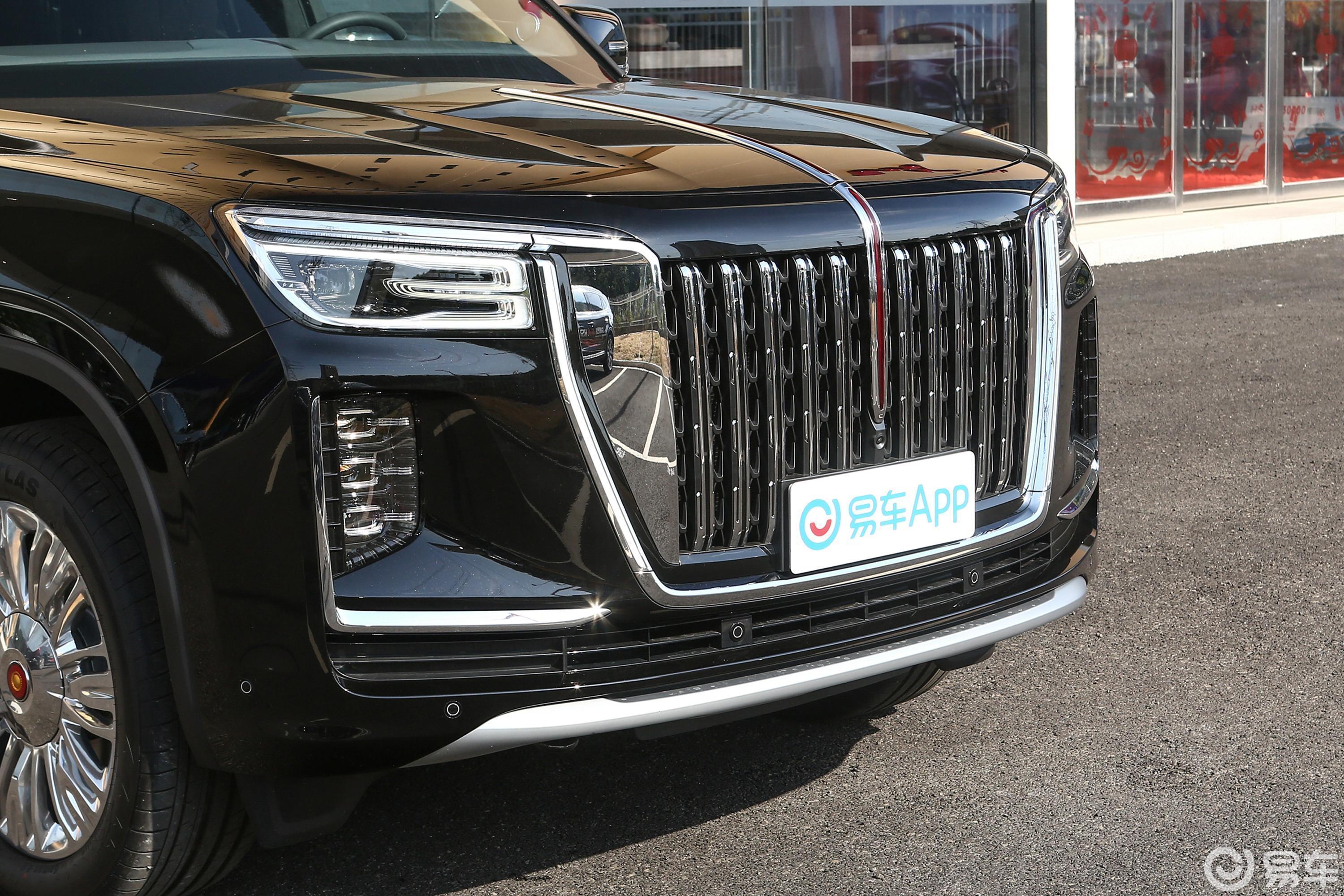 【红旗LS74.0T 尊爵旗舰版 4座前格栅侧俯拍图片-汽车图片大全】-易车