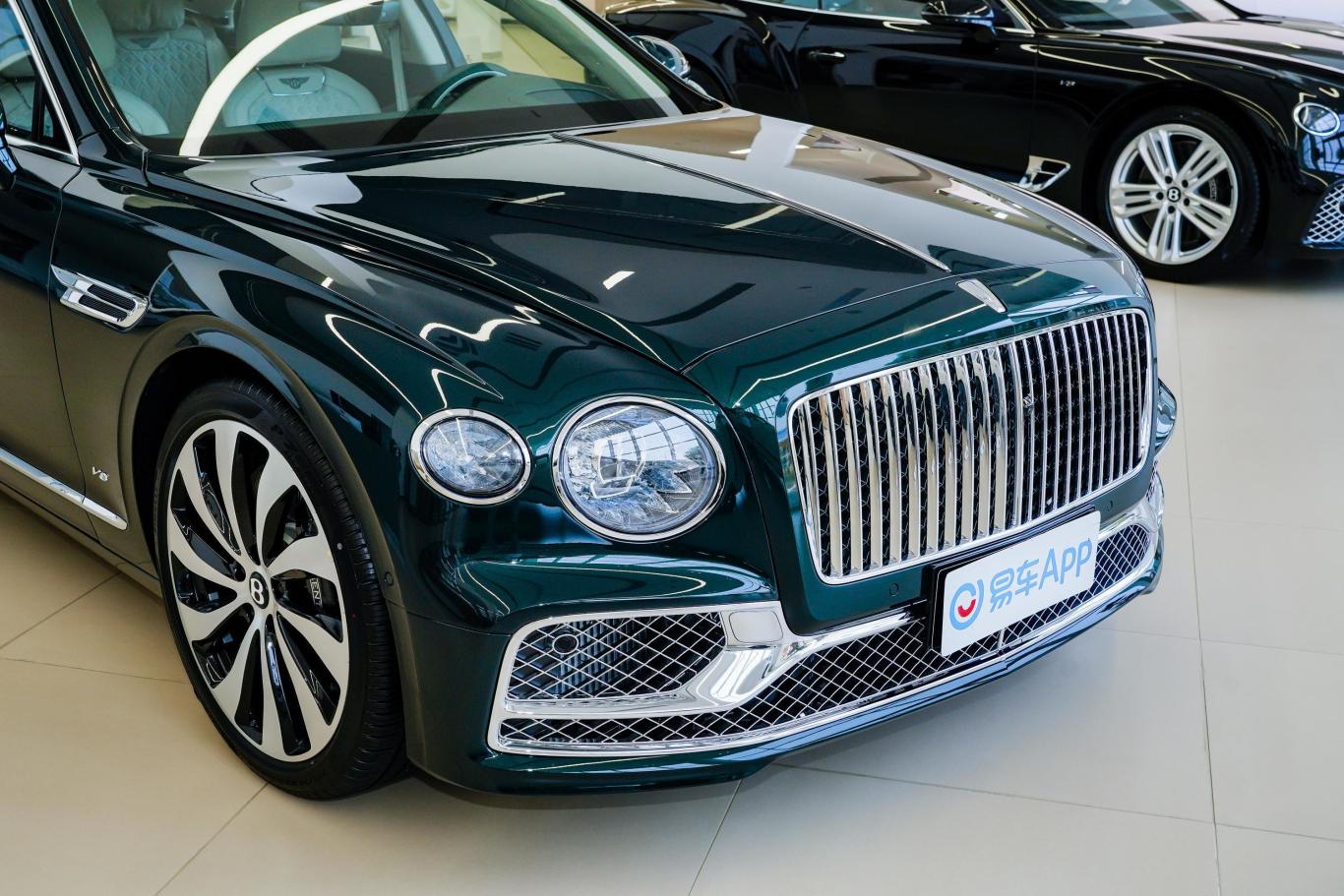 【飞驰4.0T V8 标准版前格栅侧俯拍图片-汽车图片大全】-易车