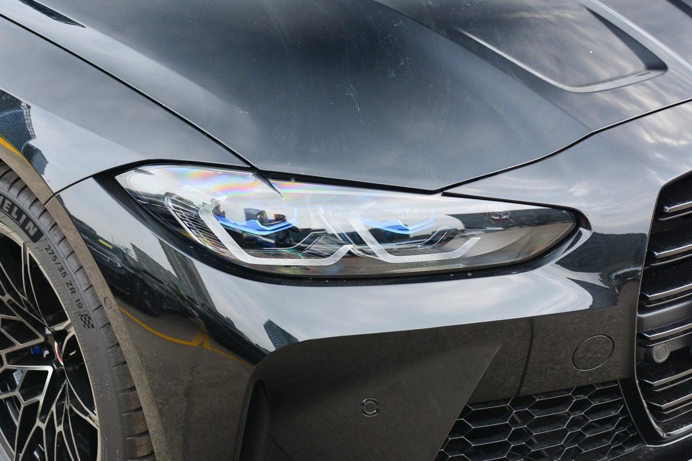 【宝马M450周年版 M4 双门轿跑车 M xDrive 雷霆版大灯侧45度俯拍图片-汽车图片大全】-易车