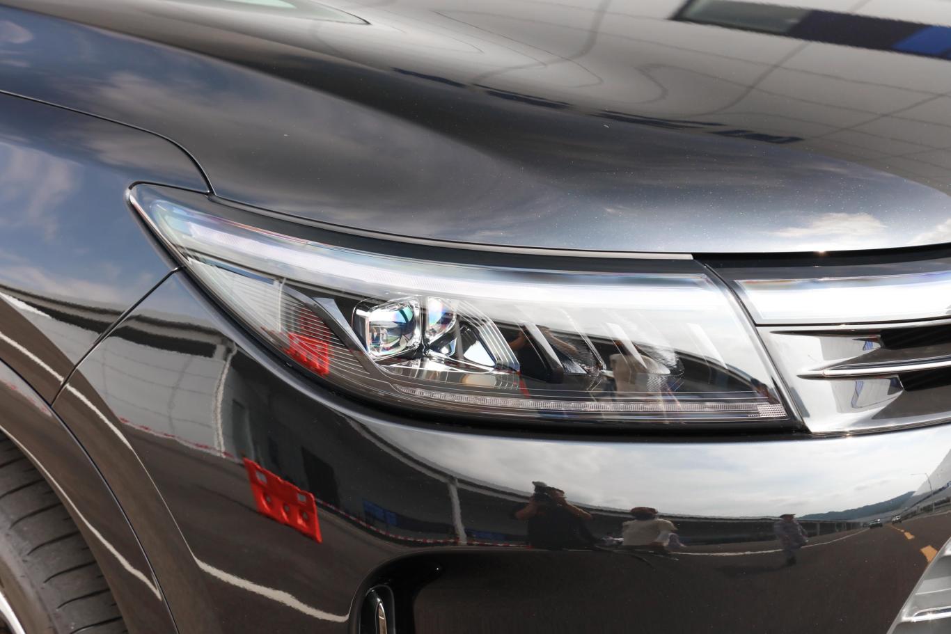 【问界M71.5T 230km 后驱舒适版大灯侧45度俯拍图片-汽车图片大全】-易车