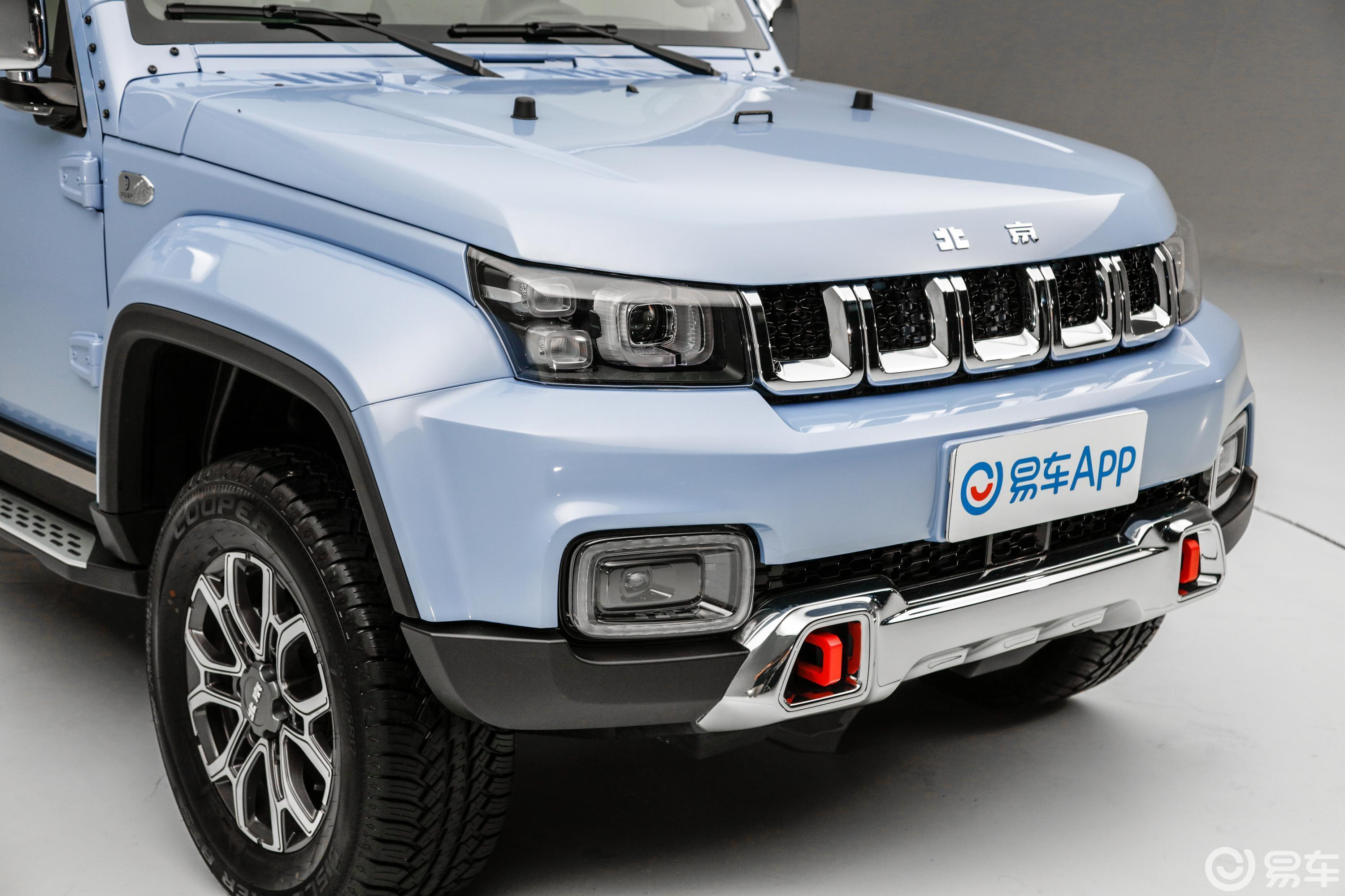 【北京BJ40城市猎人版 2.0T 自动四驱至尊版 汽油前格栅侧俯拍图片-汽车图片大全】-易车