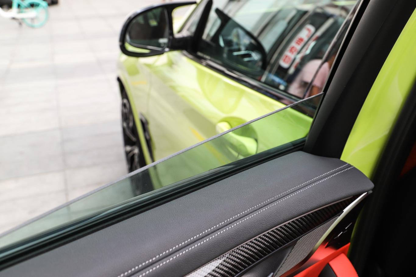 【宝马X4 M50周年版 X4 M 雷霆版后排玻璃材质特写图片-汽车图片大全】-易车