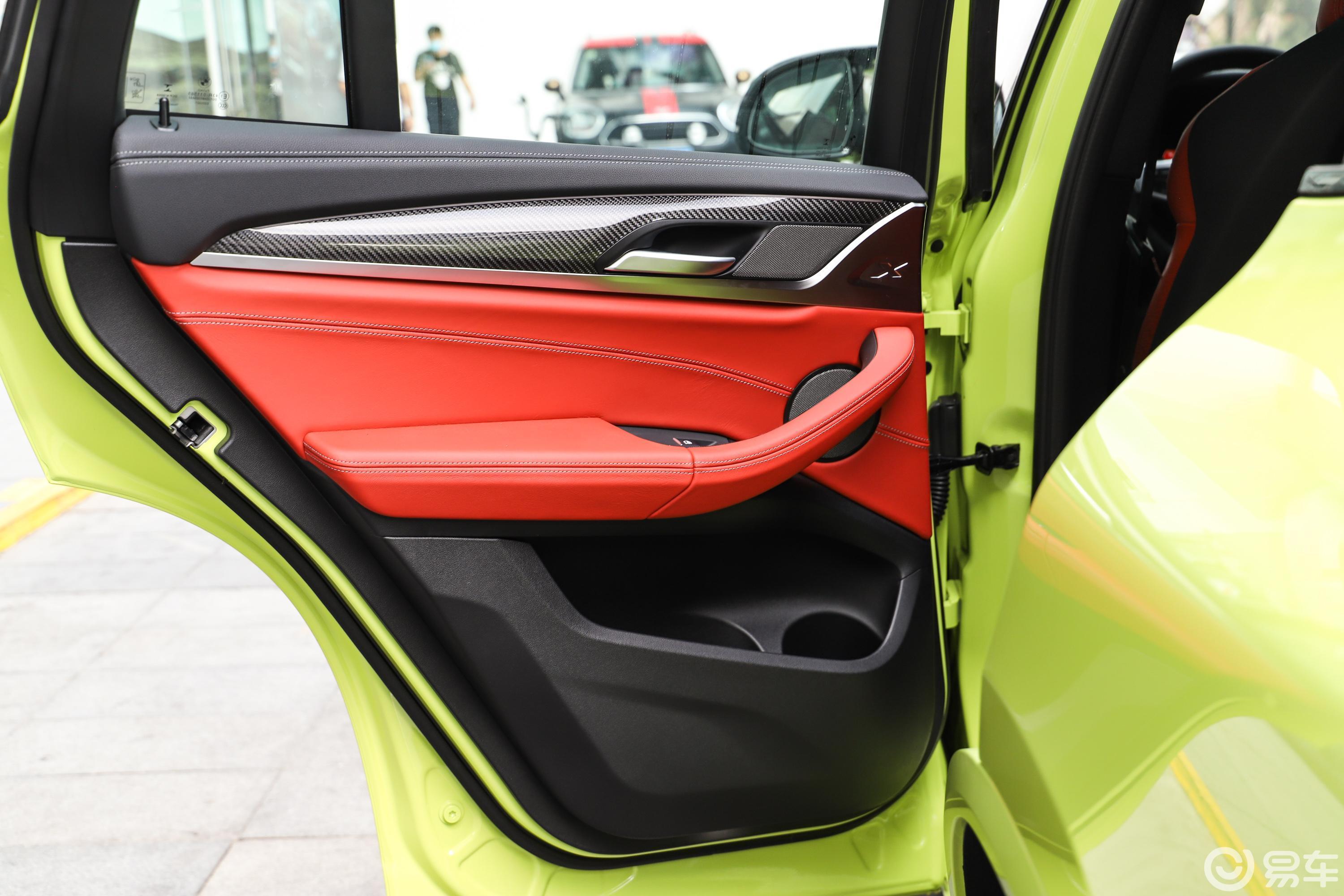 【宝马X4 M50周年版 X4 M 雷霆版后排功能图片-汽车图片大全】-易车