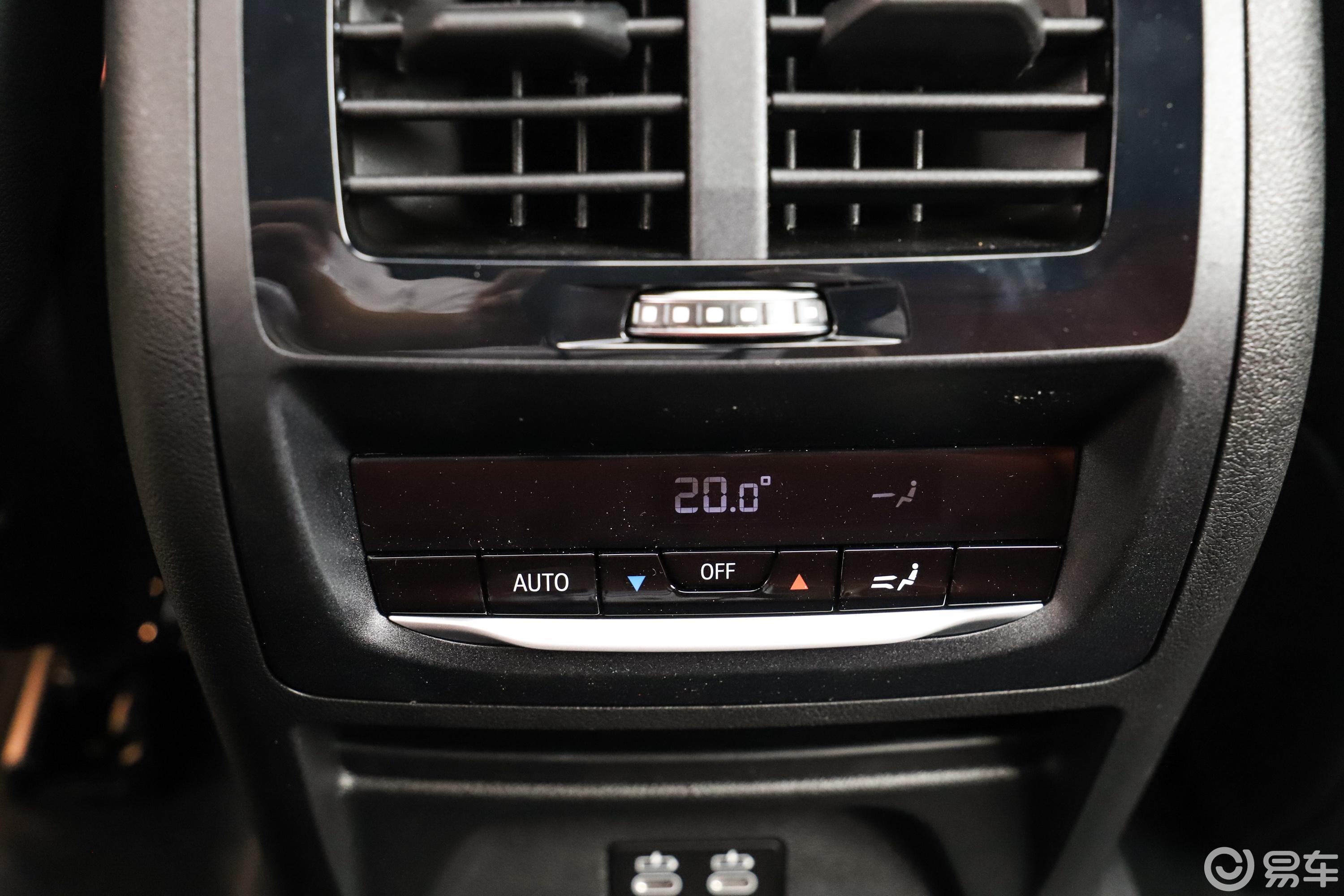 【宝马X4 M50周年版 X4 M 雷霆版后排空调控制键图片-汽车图片大全】-易车
