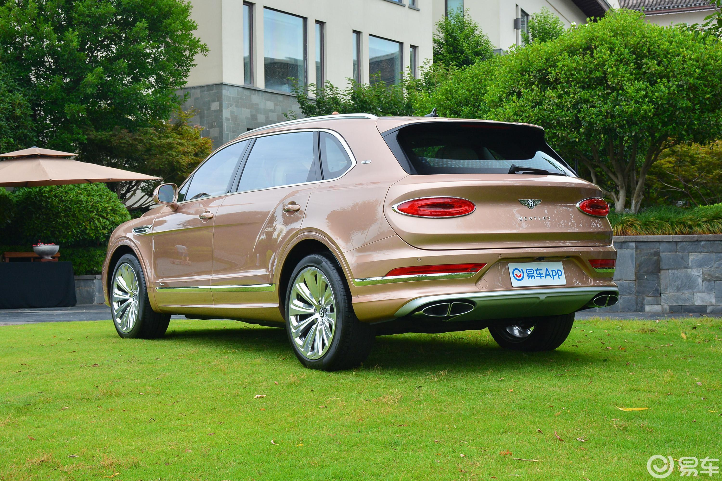 【添越4.0T V8 长轴距雅度版侧后45度车头向左水平图片-汽车图片大全】-易车