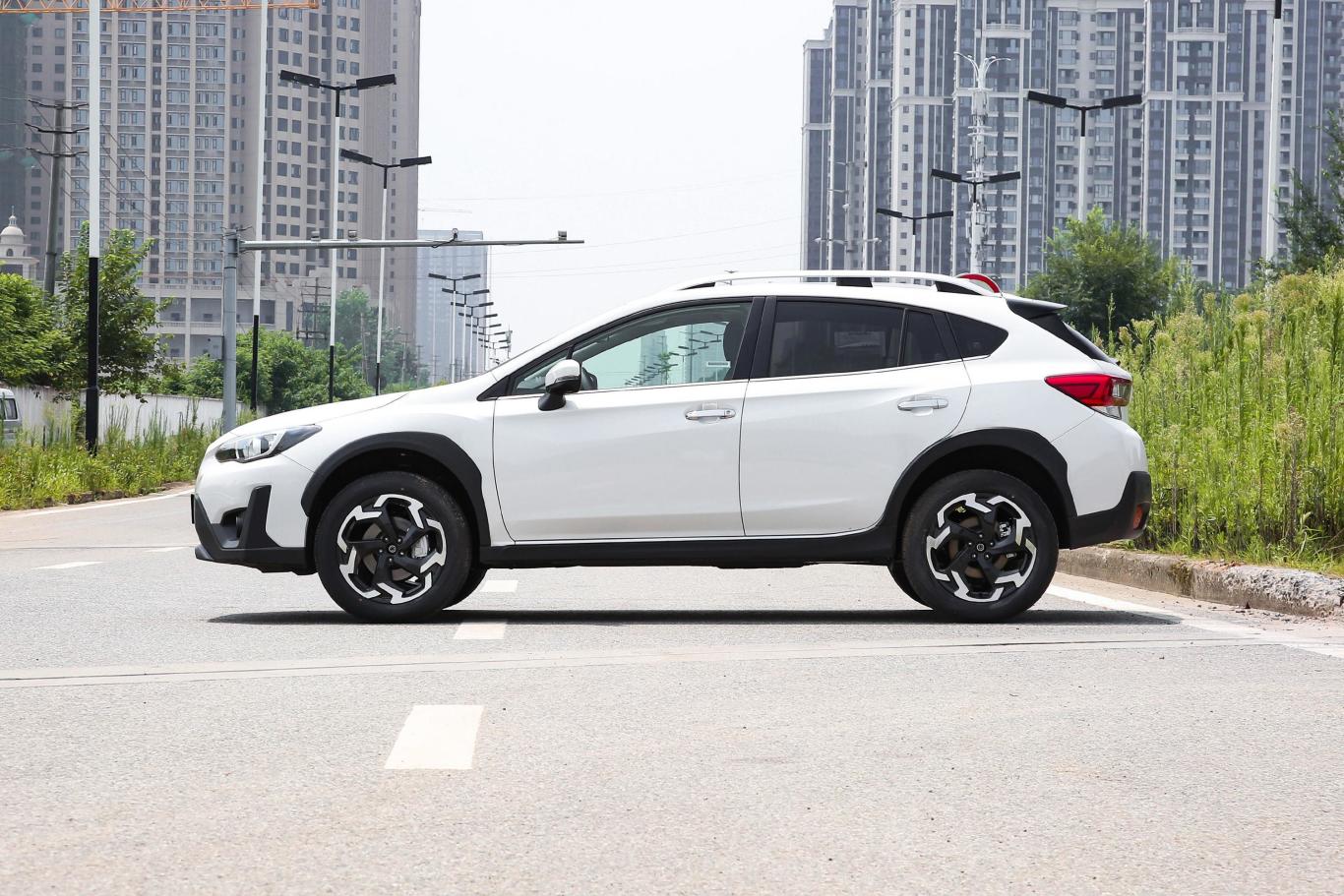 【斯巴鲁XV2.0i AWD豪华版正侧车头向左水平图片-汽车图片大全】-易车