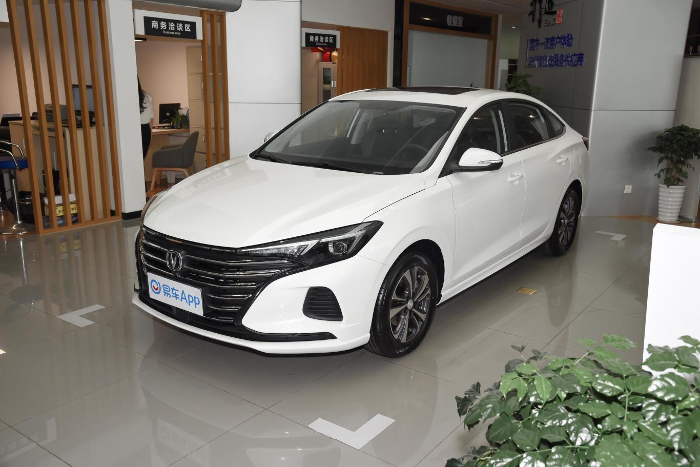 【逸动PLUS 1.6L GDI CVT豪华版侧前45度车头向左水平图片-汽车图片大全】-易车