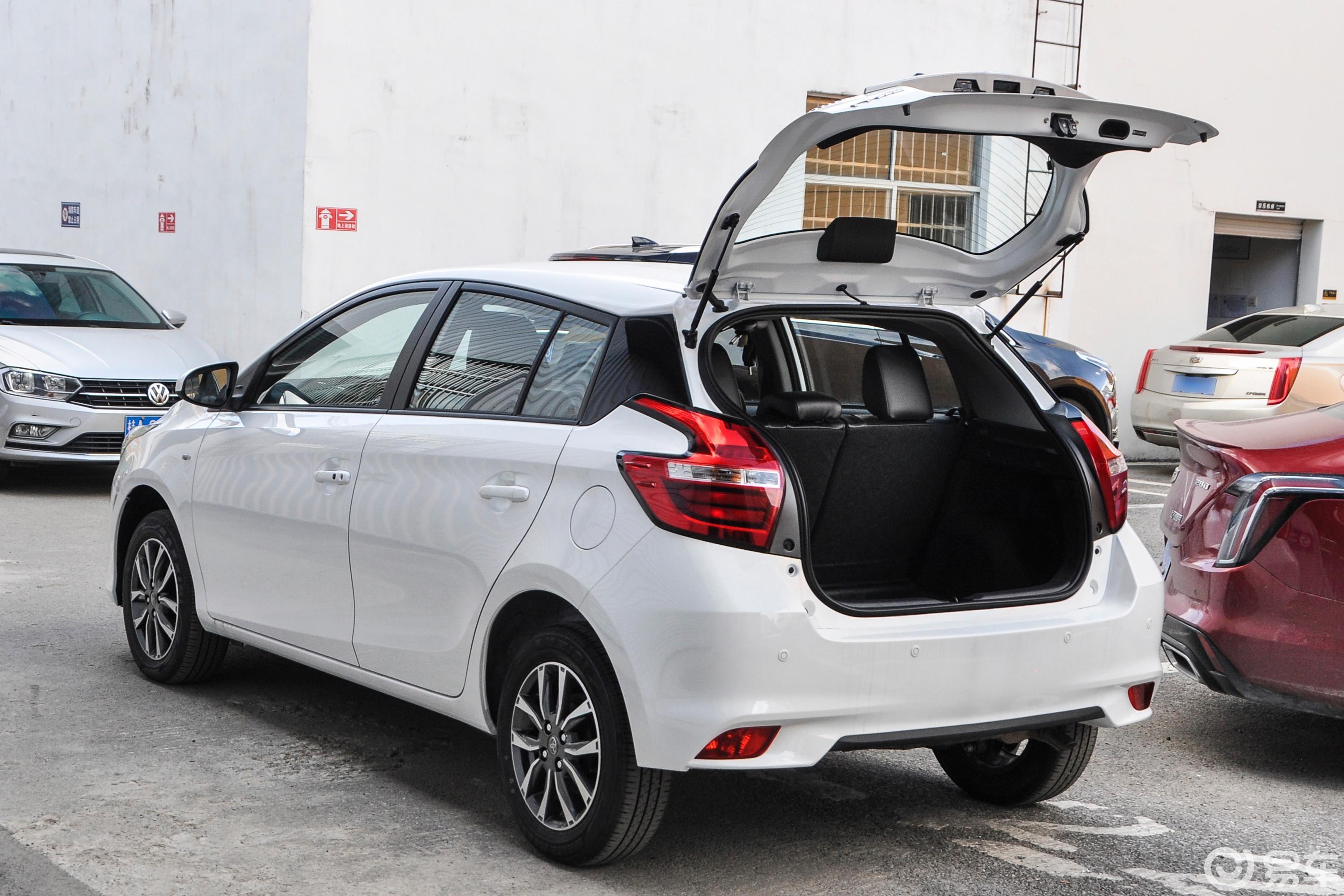 【YARiS L 致炫1.5L CVT 豪华PLUS版后备厢开启45度侧拍图片-汽车图片大全】-易车