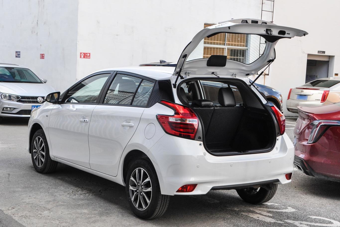 【YARiS L 致炫1.5L CVT 豪华PLUS版后备厢开启45度侧拍图片-汽车图片大全】-易车