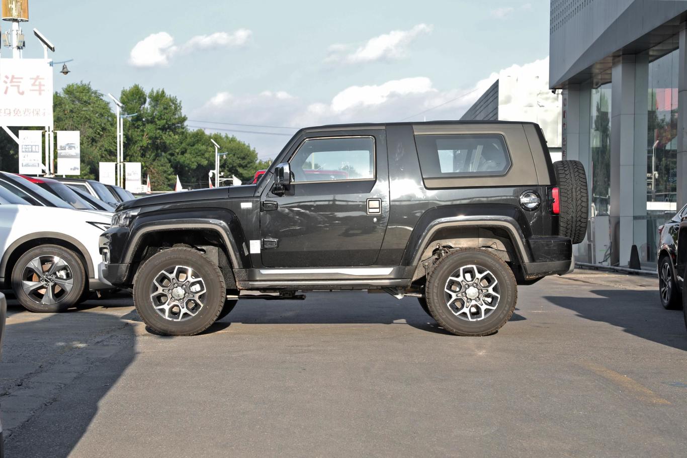 【北京BJ40致敬2020版 2.0T 自动四驱尊享型正侧车头向左水平图片-汽车图片大全】-易车