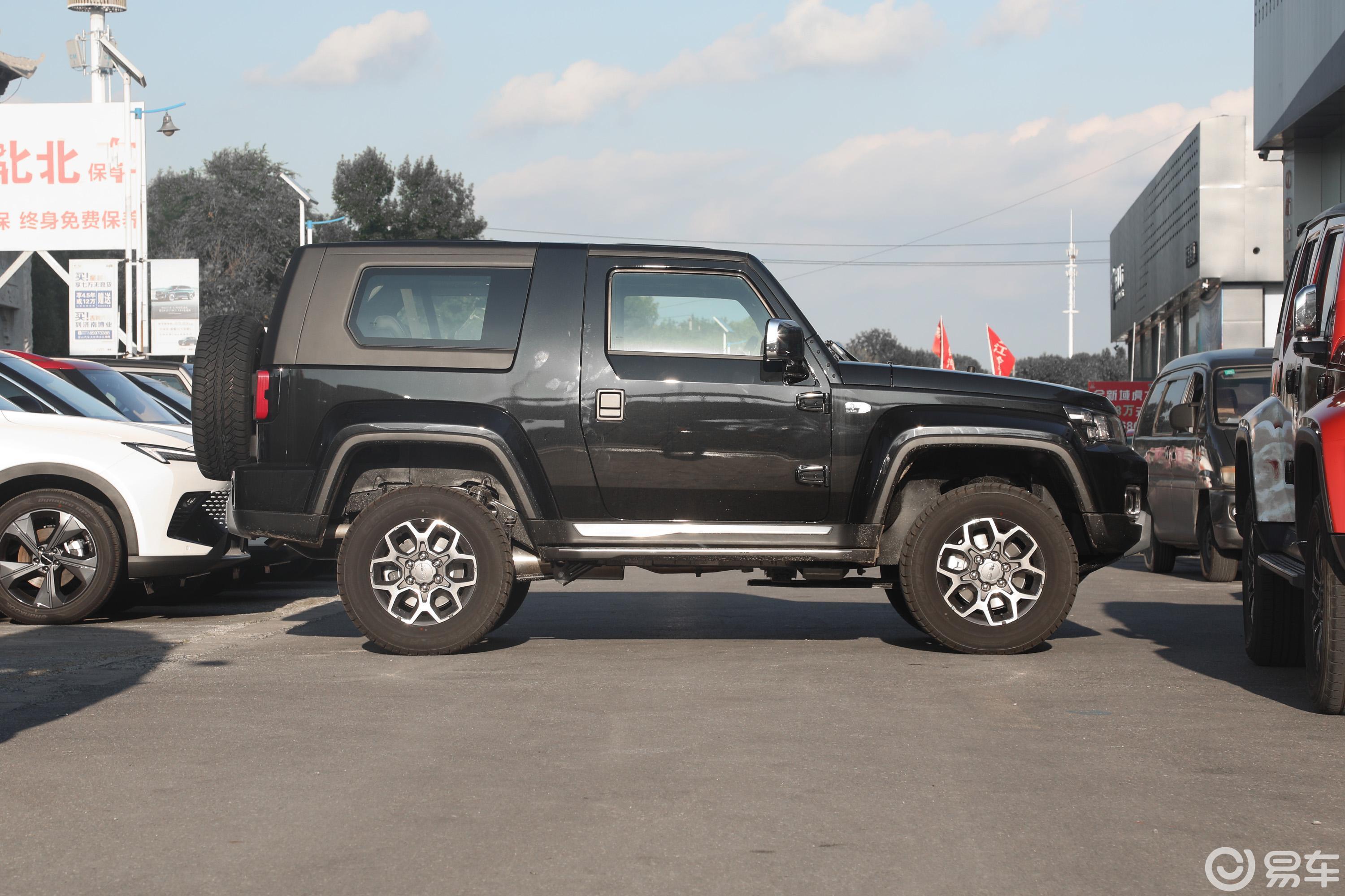 【北京BJ40致敬2020版 2.0T 自动四驱尊享型正侧车头向右水平图片-汽车图片大全】-易车