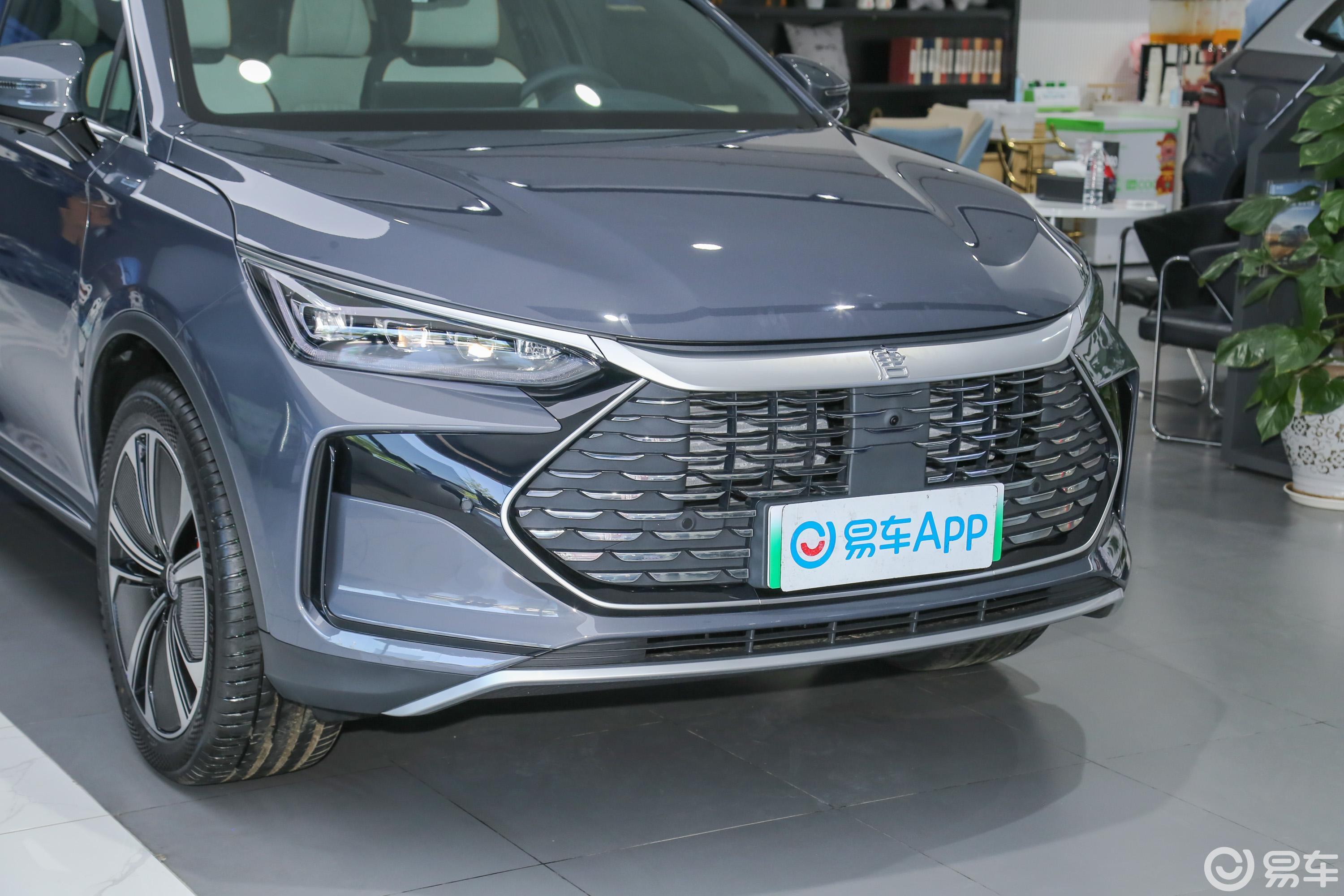 【唐新能源DM-p 1.5T 215km 四驱尊享型前格栅侧俯拍图片-汽车图片大全】-易车