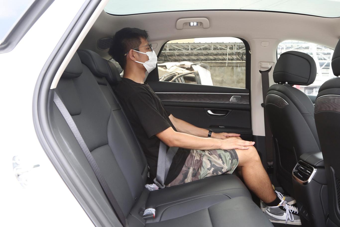 【问界M5增程版 180km 四驱至臻版后排空间体验图片-汽车图片大全】-易车