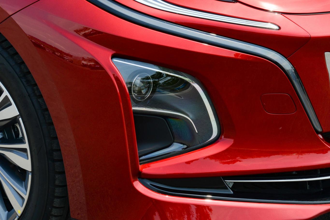 【红旗E-QM5PLUS 620km大灯侧45度俯拍图片-汽车图片大全】-易车