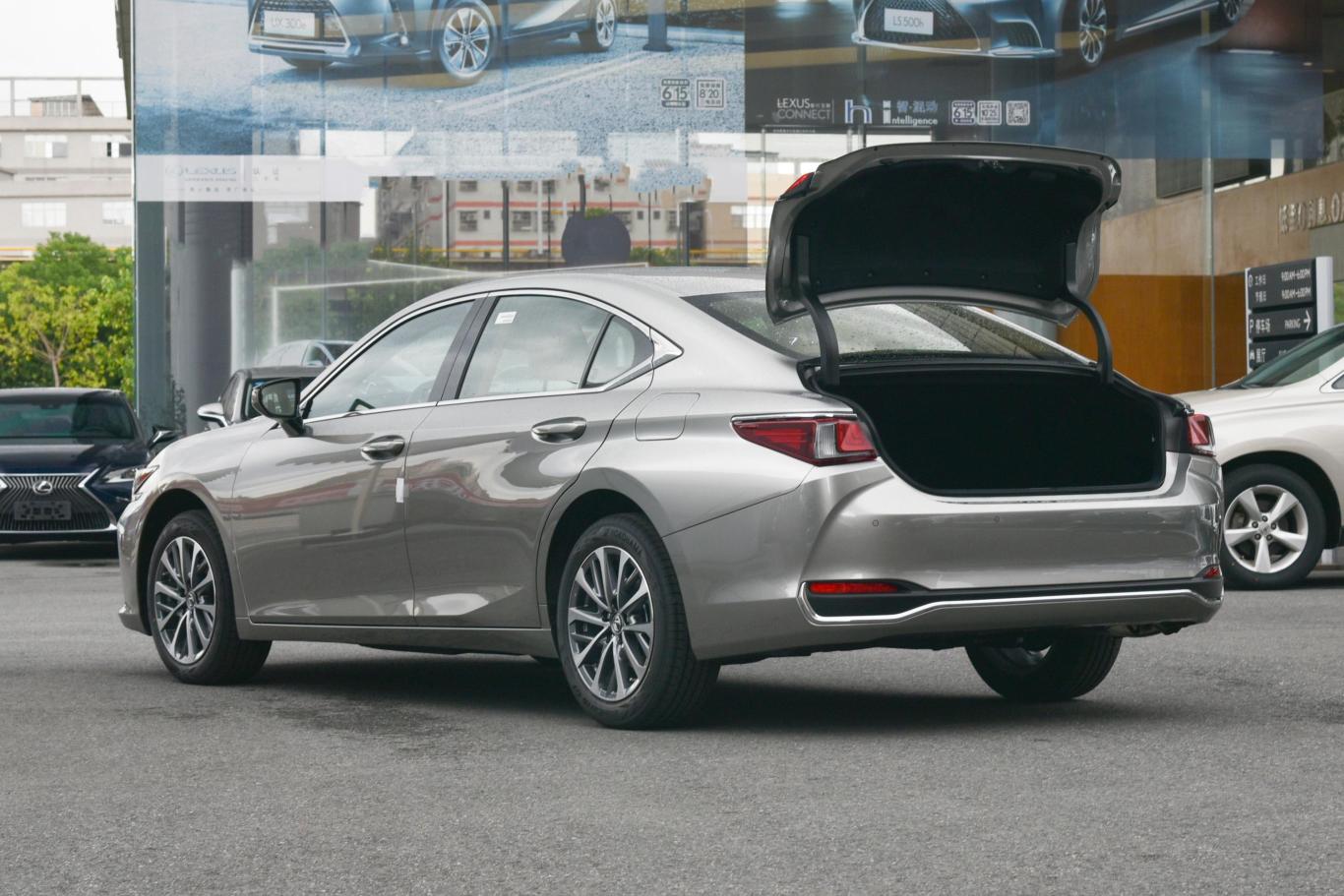 【雷克萨斯ES200 卓越版后备厢开启45度侧拍图片-汽车图片大全】-易车