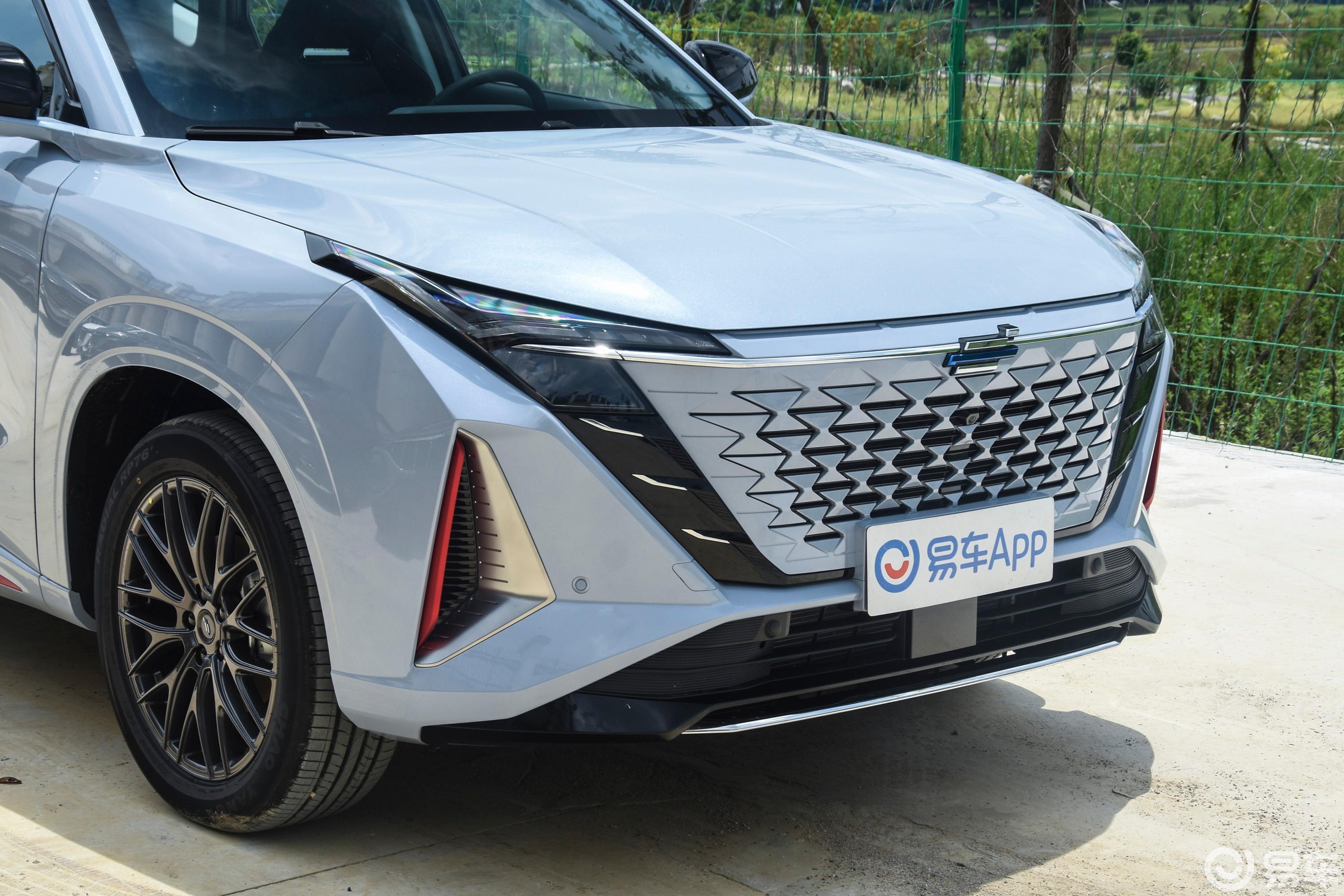 【长安欧尚Z61.5T 双离合智尊型前格栅侧俯拍图片-汽车图片大全】-易车