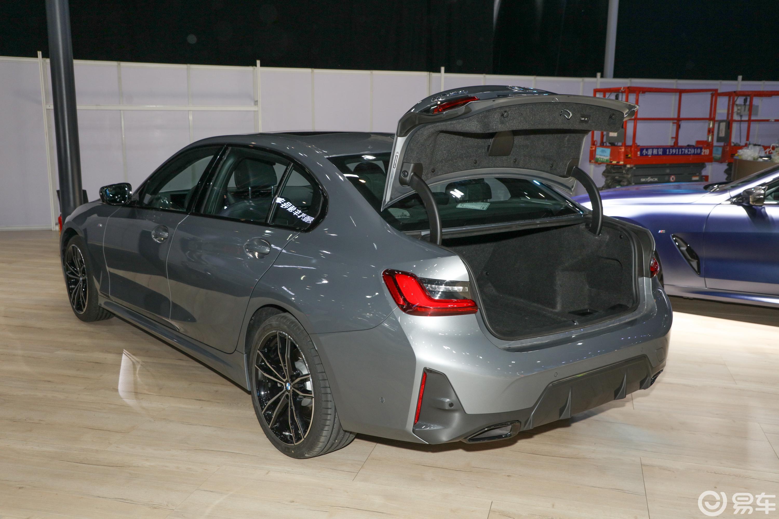 【宝马3系330Li M运动曜夜套装后备厢开启45度侧拍图片-汽车图片大全】-易车