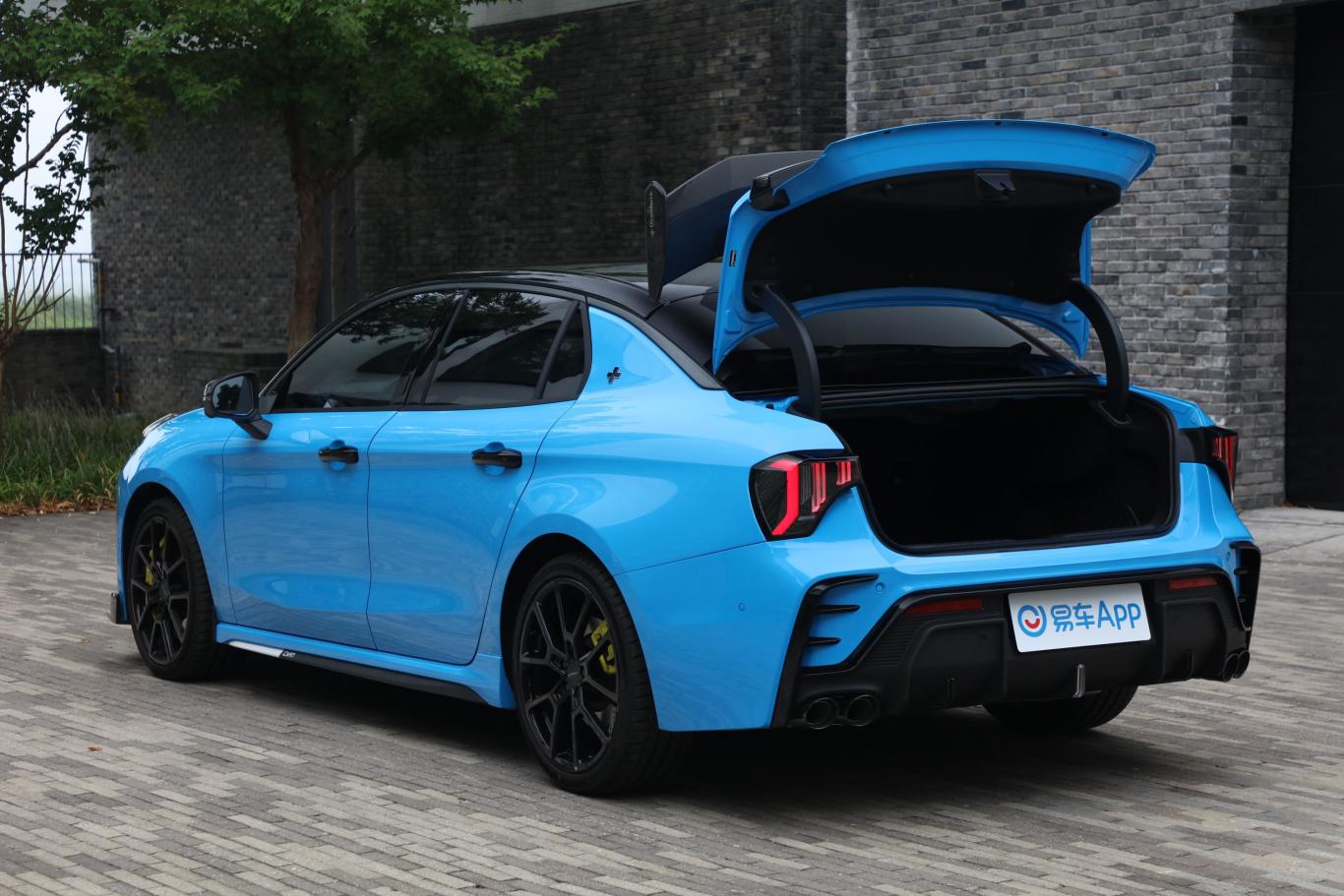 【领克0303+ 2.0T 自动四驱Cyan定制版性能套装 5座后备厢开启45度侧拍图片-汽车图片大全】-易车