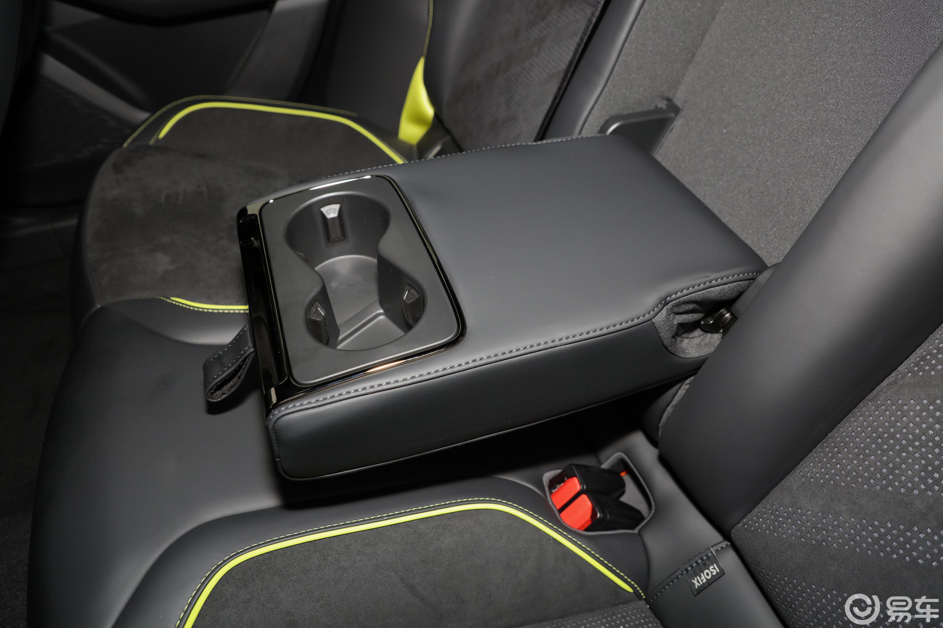 【领克0303+ 2.0T 自动四驱性能套装 5座后排中央扶手图片-汽车图片大全】-易车