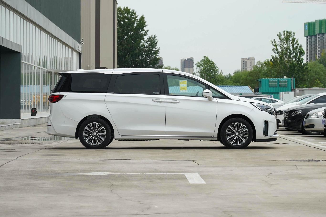 【别克GL8改款 ES陆尊 2.0T 豪华型 7座正侧车头向右水平图片-汽车图片大全】-易车