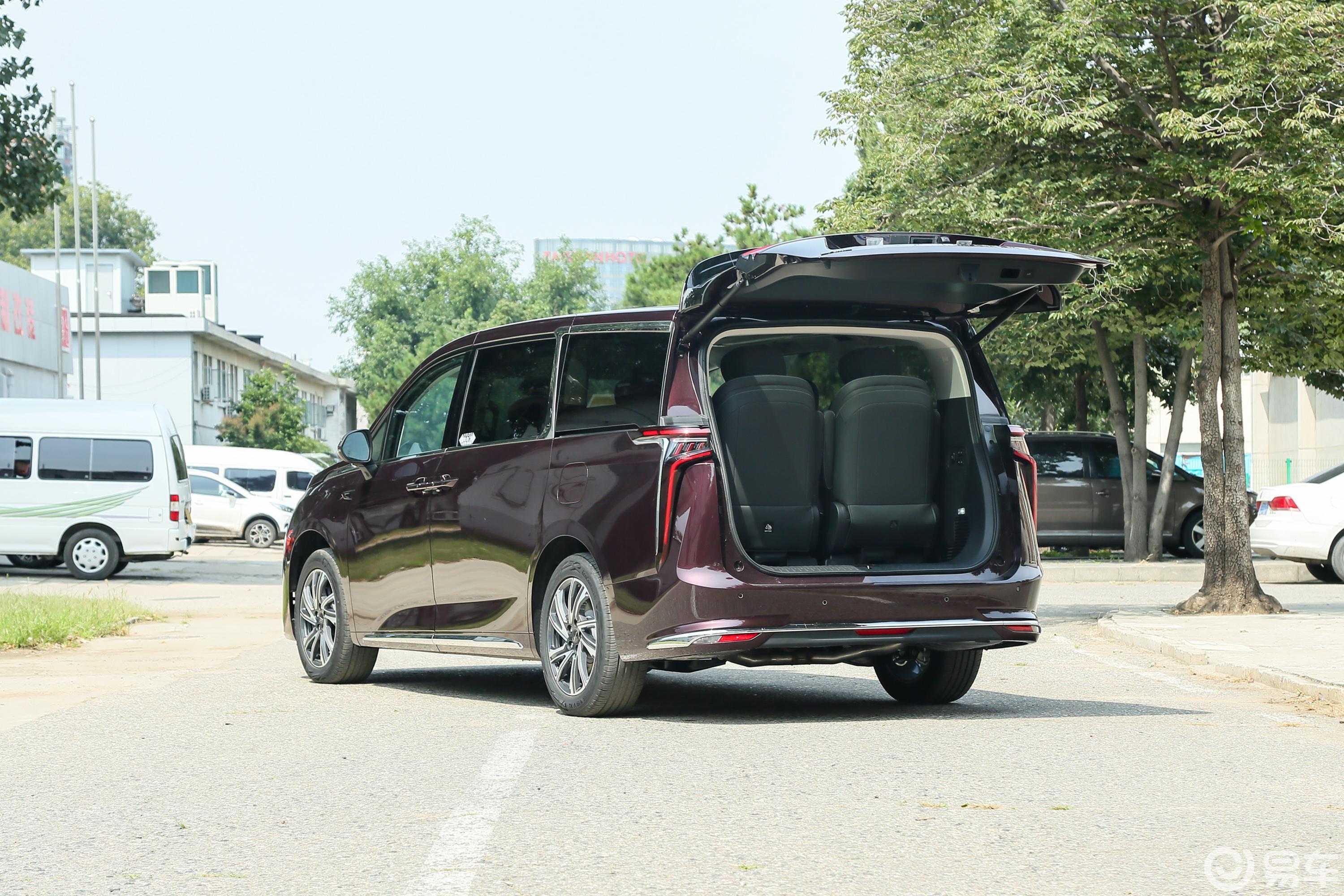 【上汽大通MAXUS G902.0T 星云版 6座后备厢开启45度侧拍图片-汽车图片大全】-易车