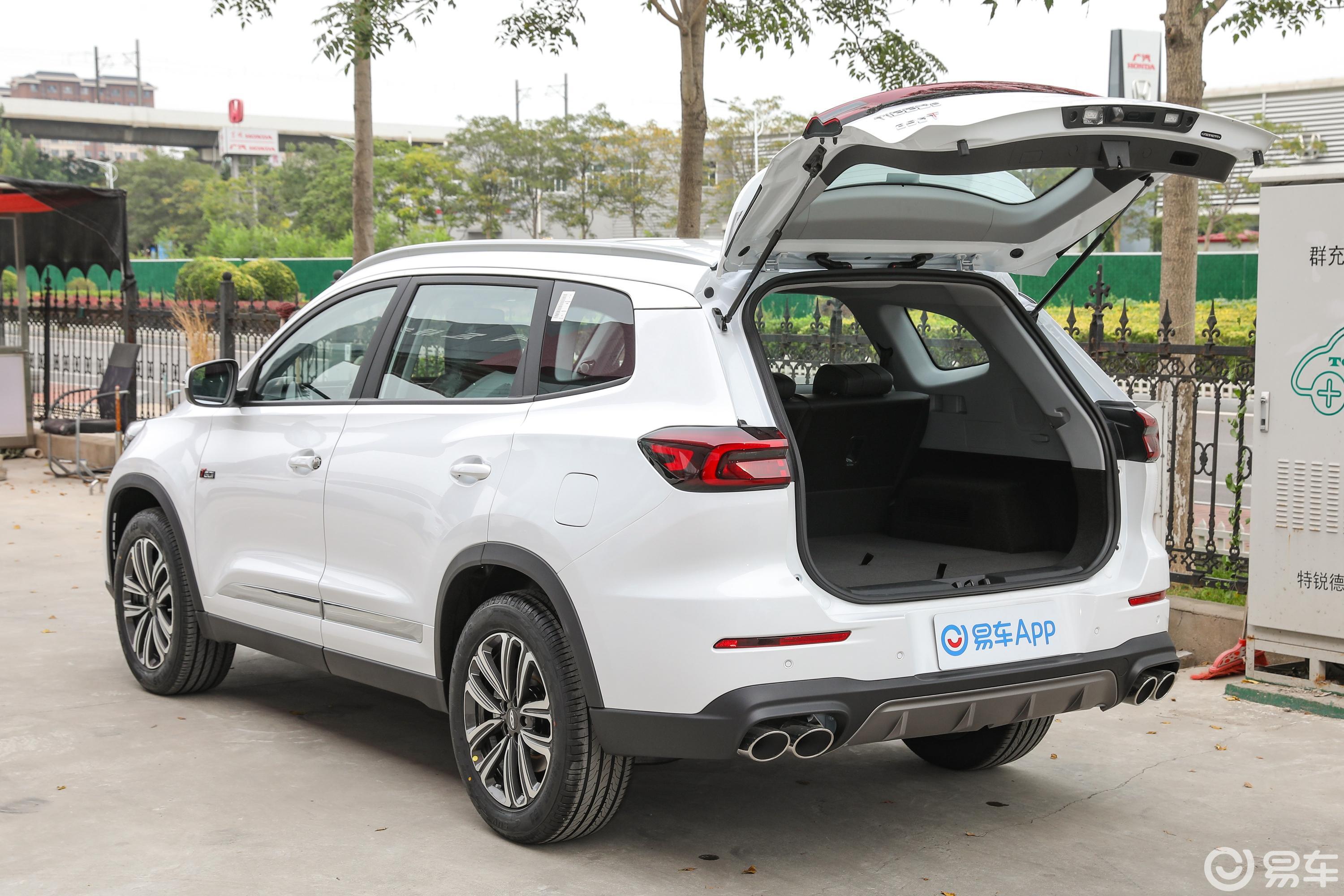 【瑞虎8鲲鹏版 1.6T 双离合卓越版 5座后备厢开启45度侧拍图片-汽车图片大全】-易车