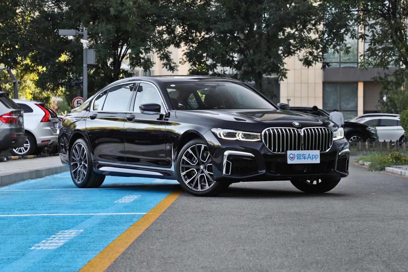 【宝马7系740Li xDrive 行政型 M运动套装侧前45度车头向右水平图片-汽车图片大全】-易车
