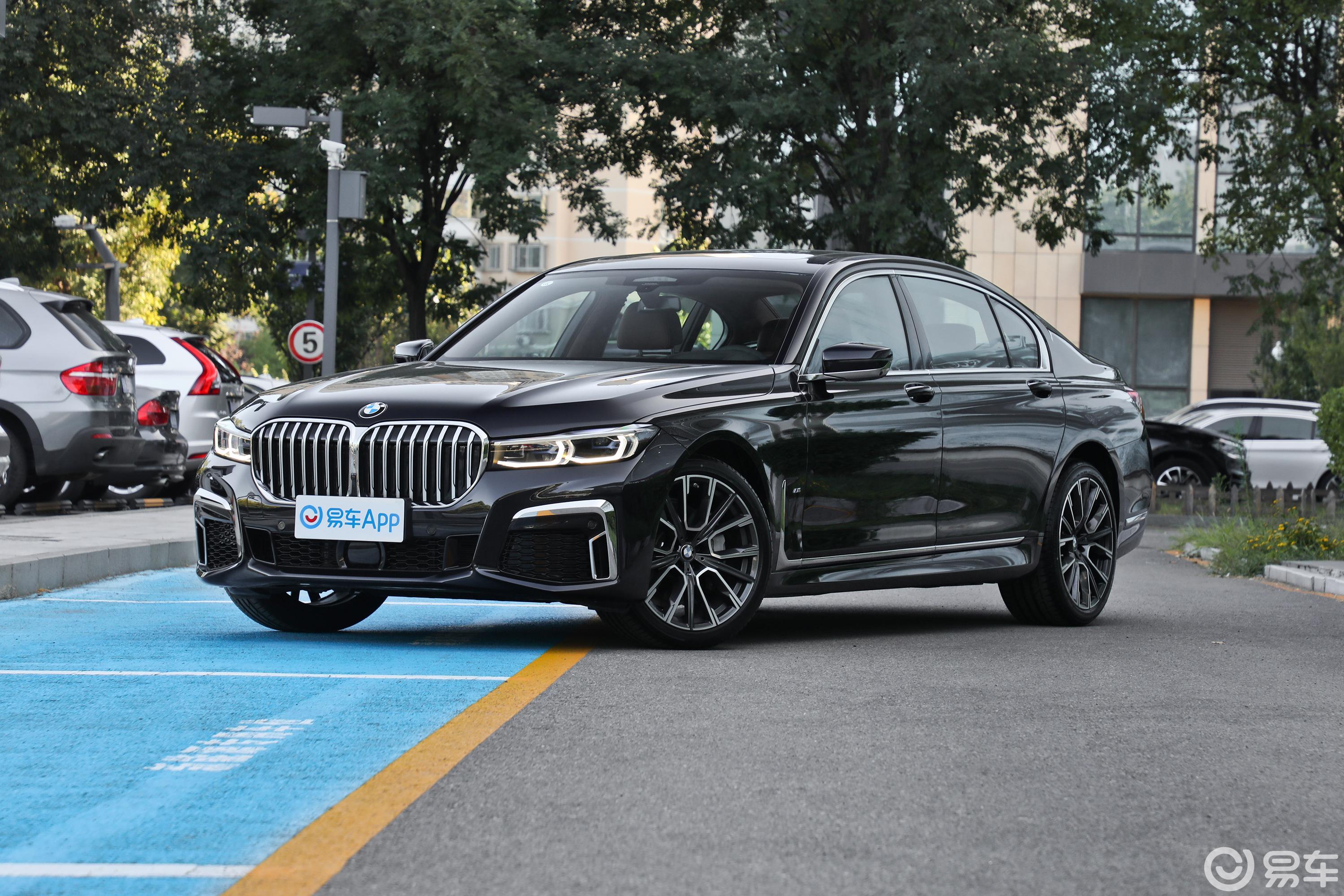 【宝马7系740Li xDrive 行政型 M运动套装侧前45度车头向左水平图片-汽车图片大全】-易车