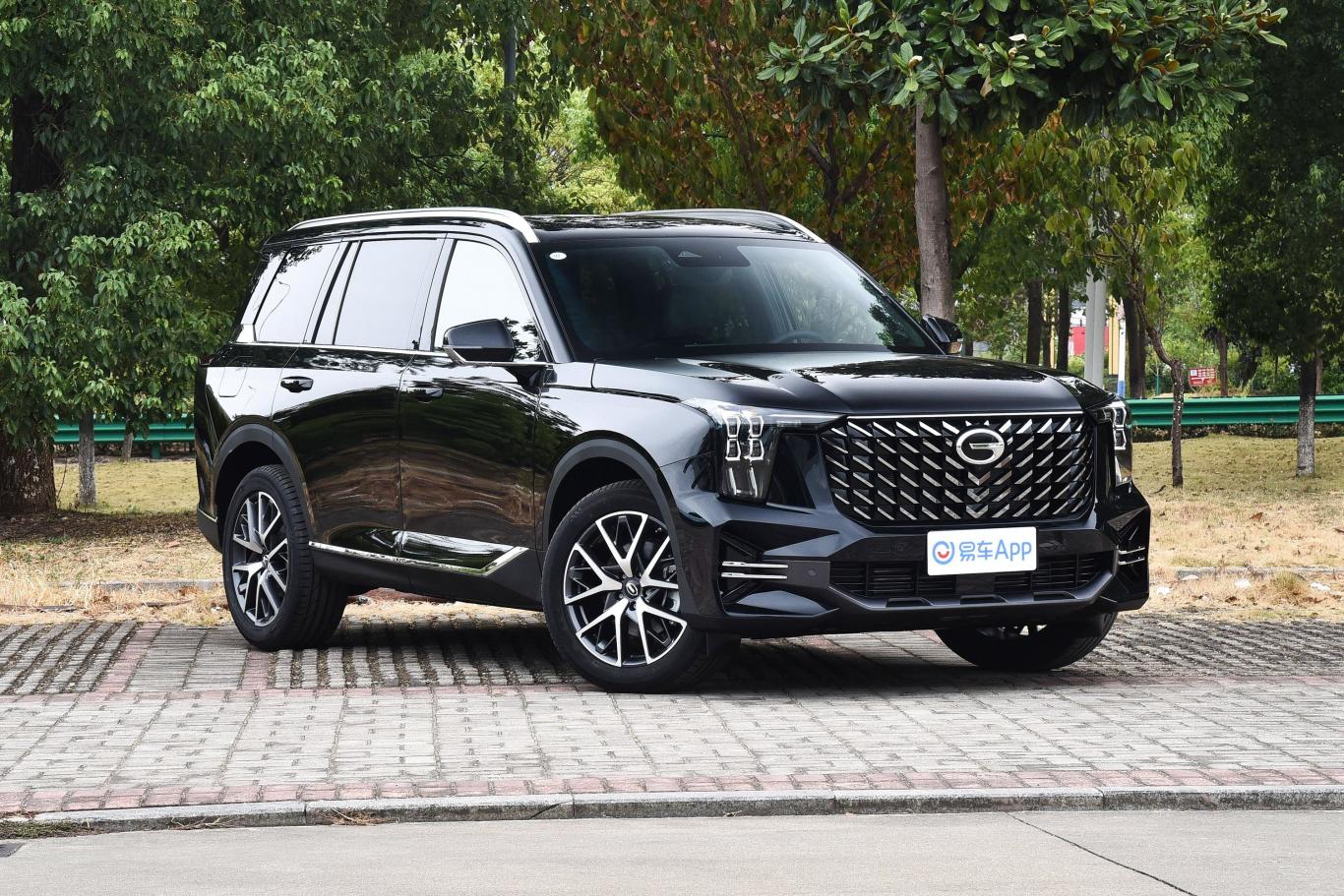 【传祺GS82.0T 两驱尊享版 7座侧前45度车头向右水平图片-汽车图片大全】-易车