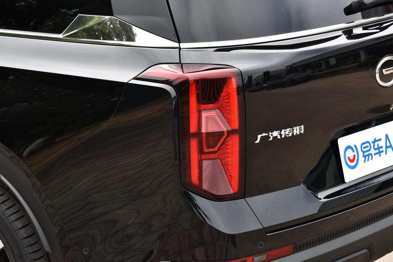 【传祺GS82.0T 两驱尊享版 7座尾灯侧45度俯拍图片-汽车图片大全】-易车