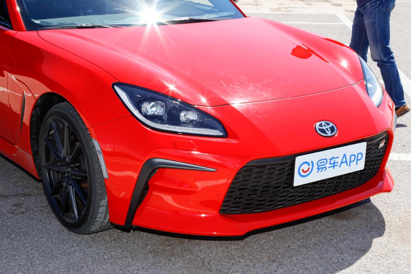 【丰田86GR 86 2.4L 自动版前格栅侧俯拍图片-汽车图片大全】-易车