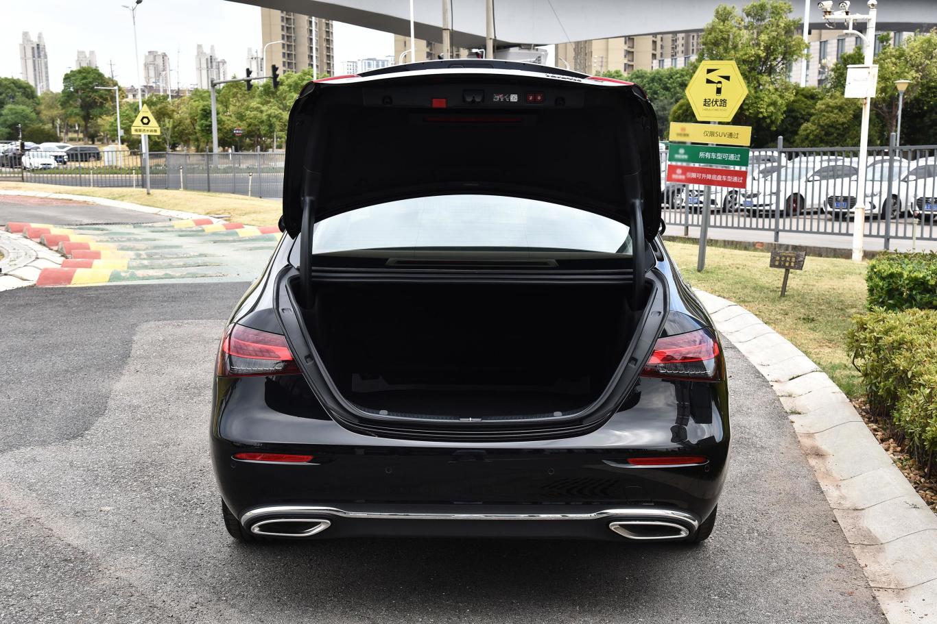 【奔驰E级E 300 L 豪华型后备厢图片-汽车图片大全】-易车