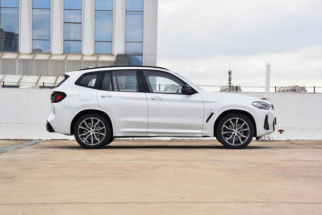 【宝马X3改款二 xDrive30i 领先型 M曜夜套装正侧车头向右水平图片-汽车图片大全】-易车